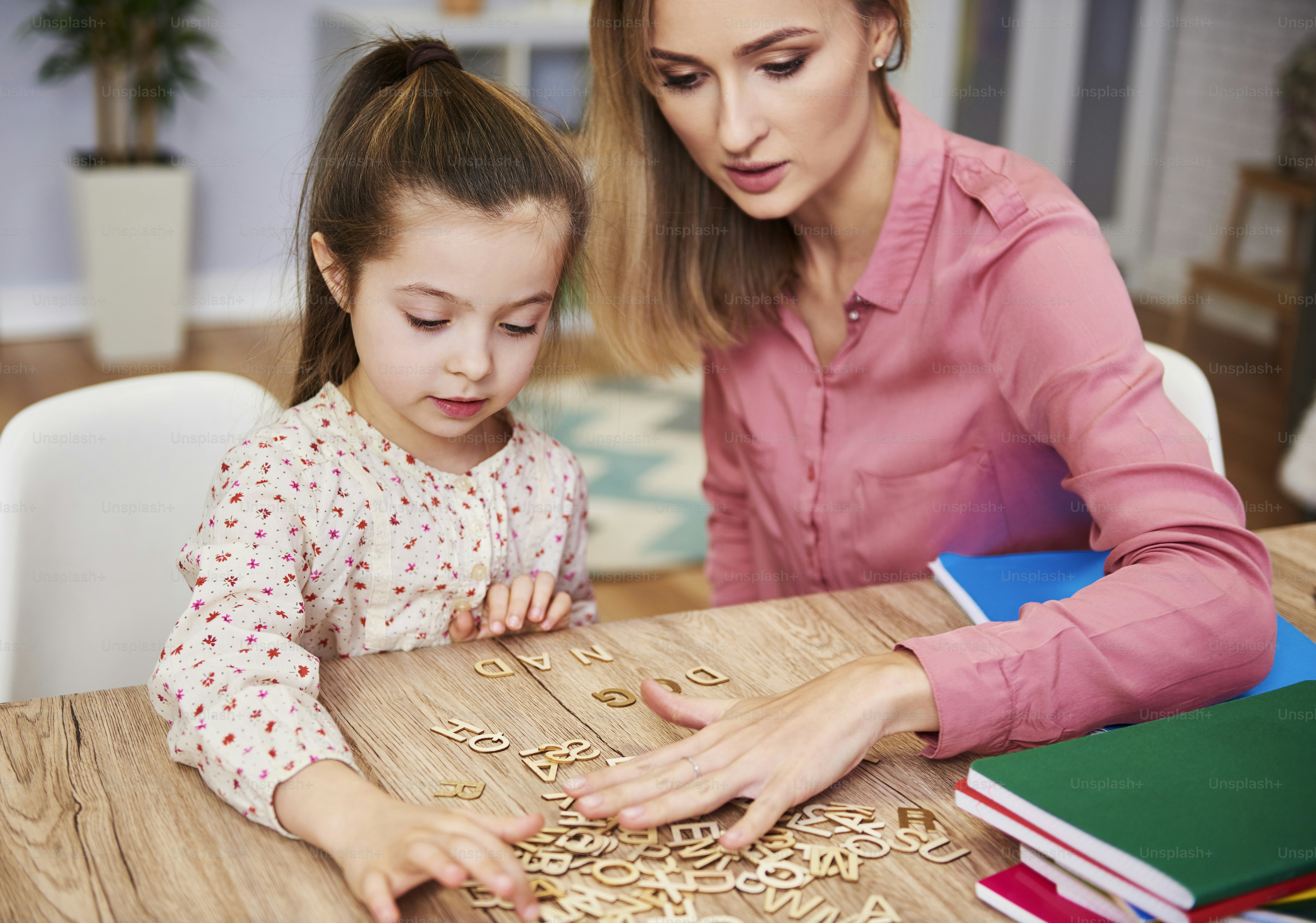 Fokussiertes Kind lernt das Alphabet Foto – Bild zum Thema Puzzleteile ...
