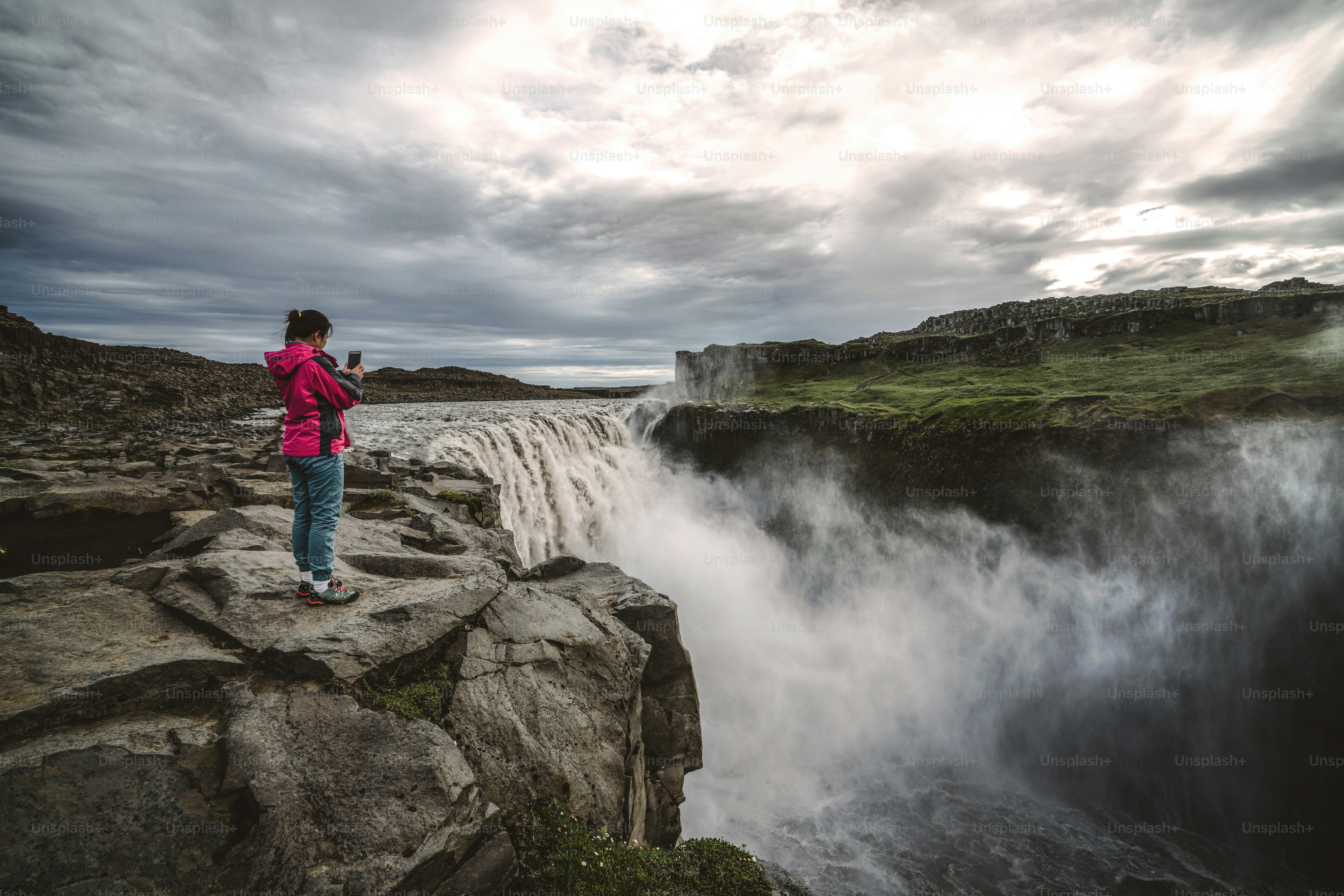 Femme voyageuse dans le magnifique paysage islandais de la cascade de ...