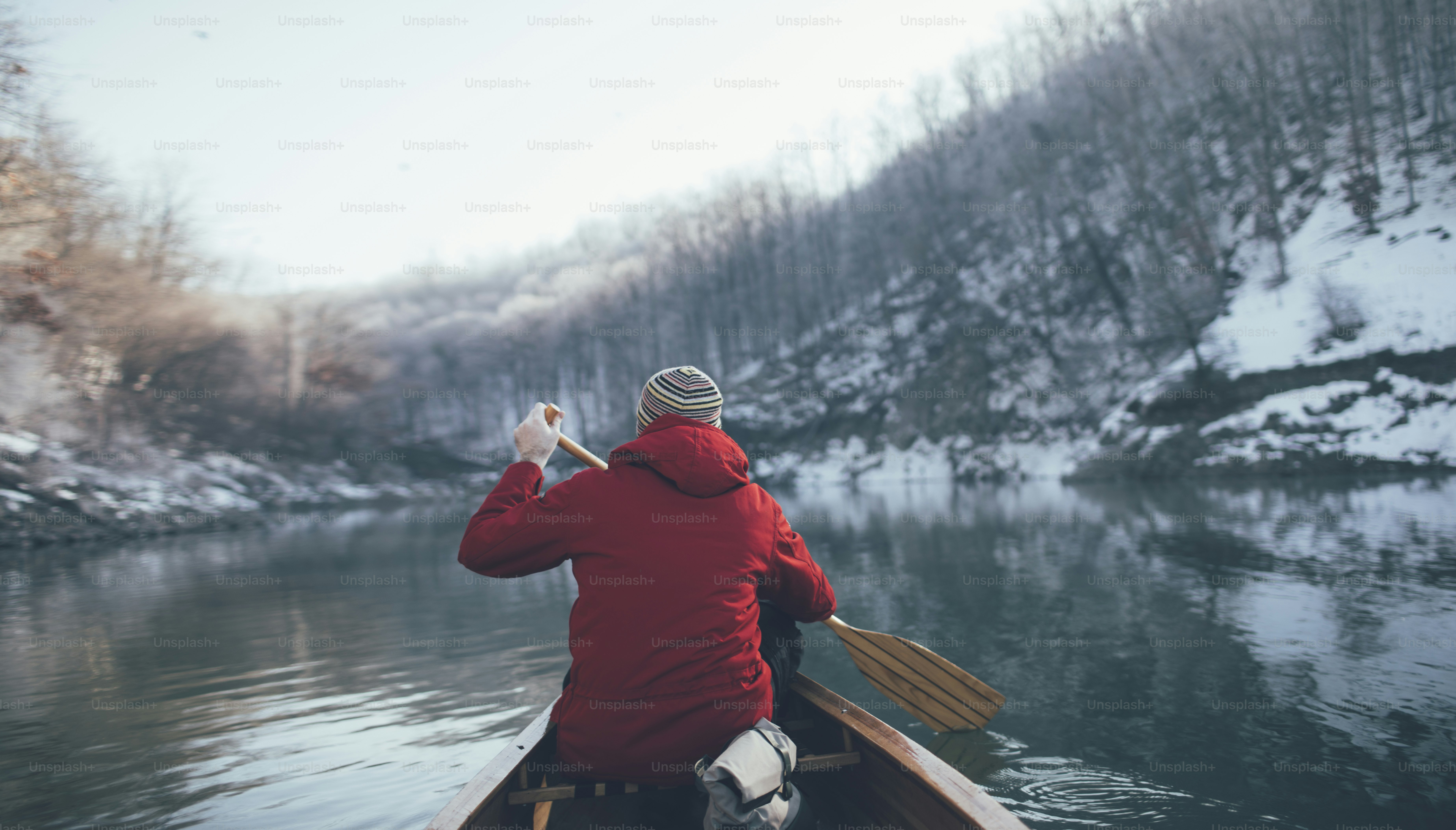 Foto Vista trasera del hombre remando en canoa de invierno. – 35-39 ...