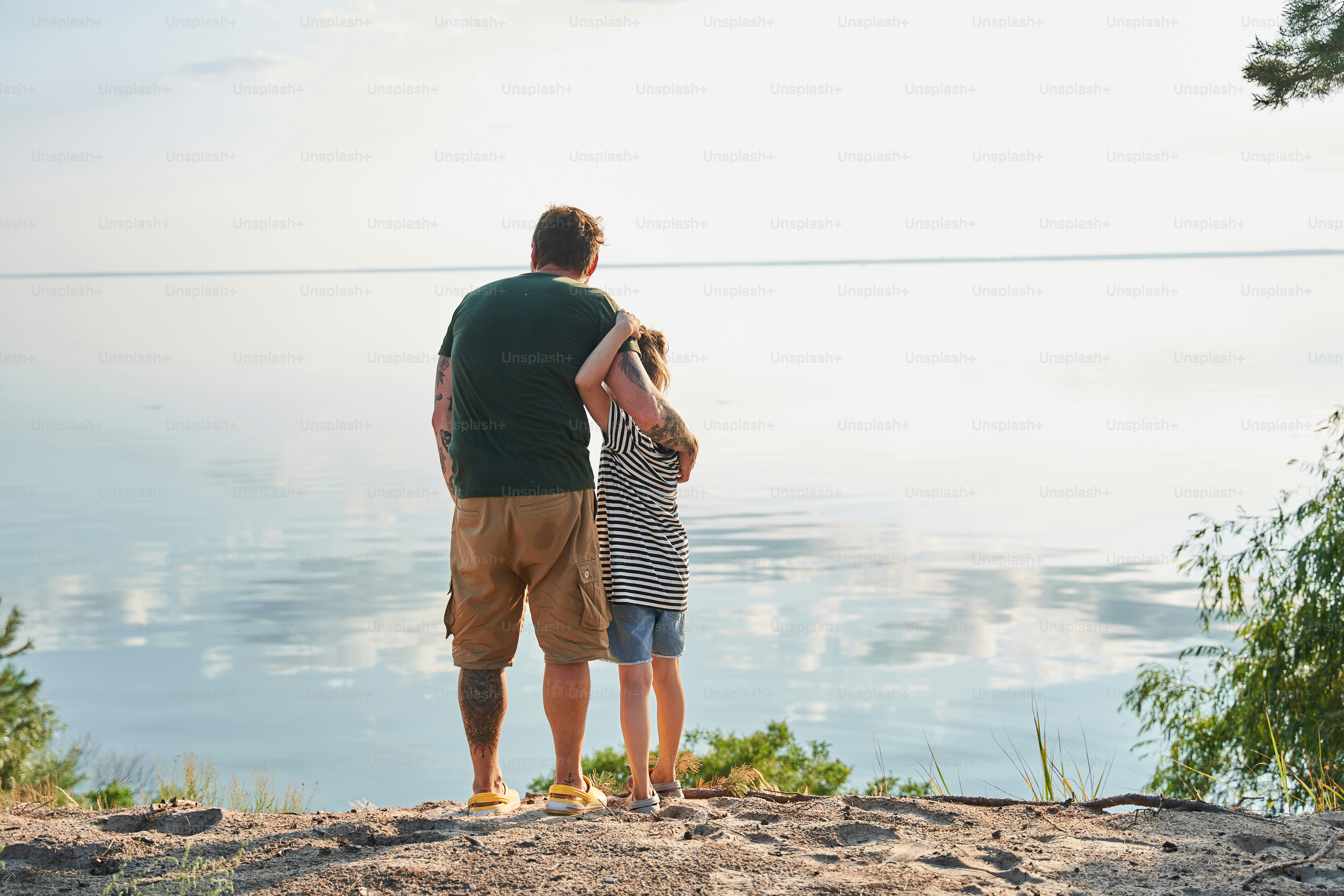 Foto Padre e hija explorando nuevos lugares juntos. Niña y su papá ...