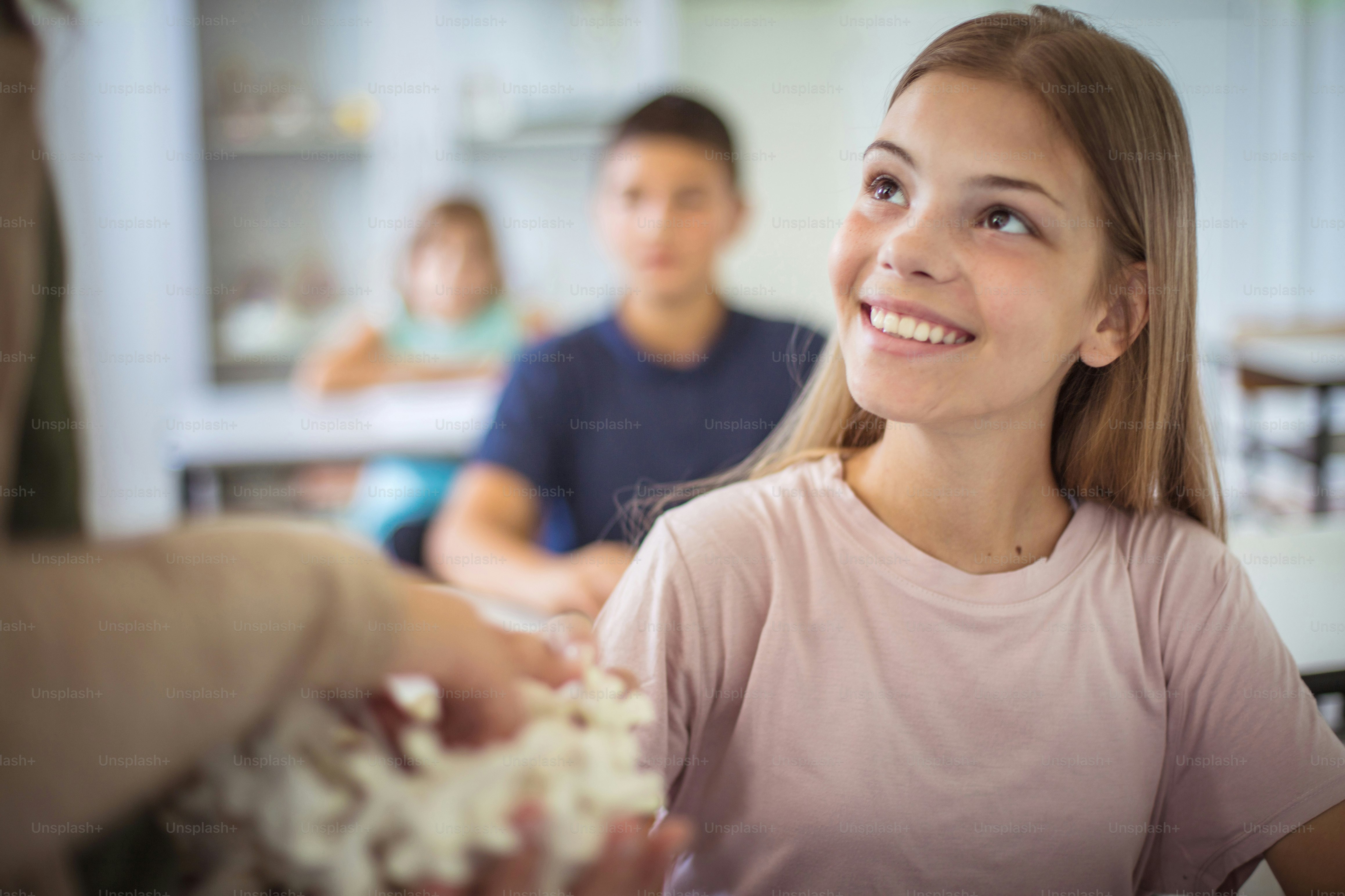 Foto Ela é uma aluna feliz na aula de biologia. Alunos adolescentes com ...