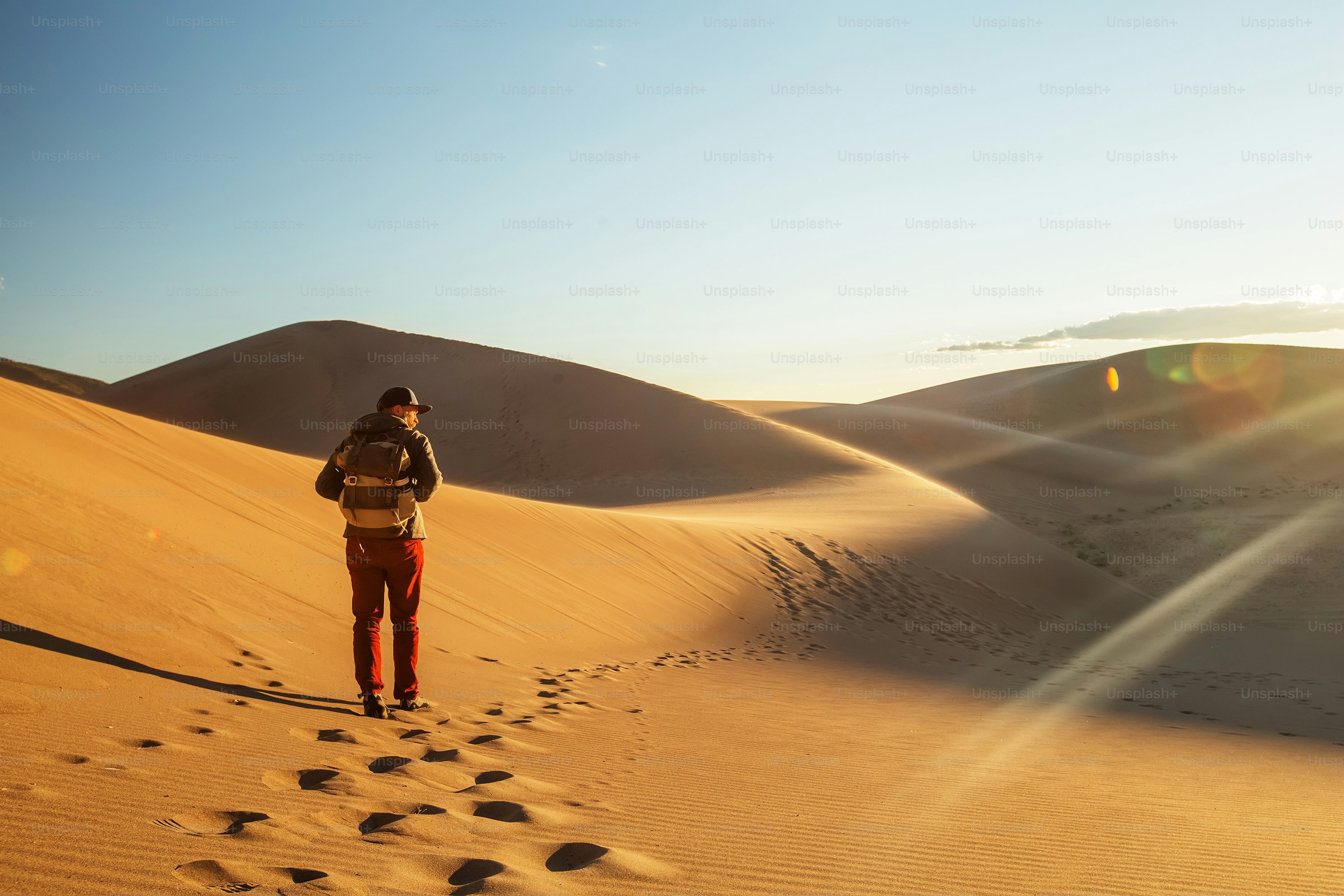 Foto Seorang turis melakukan perjalanan melalui gurun – Gambar ...