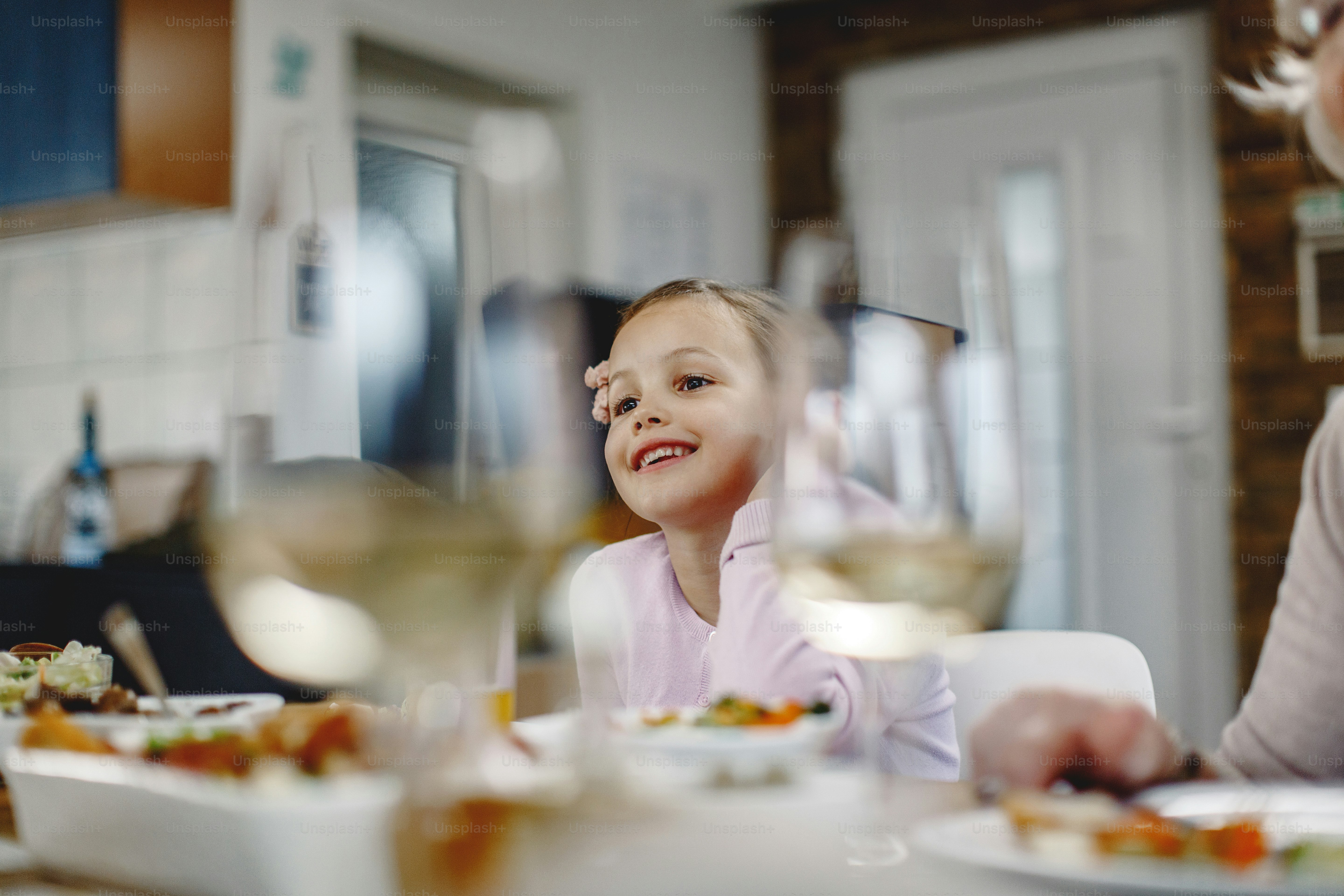 Niña feliz almorzando en el comedor. foto – Imagen de Serbia en Unsplash