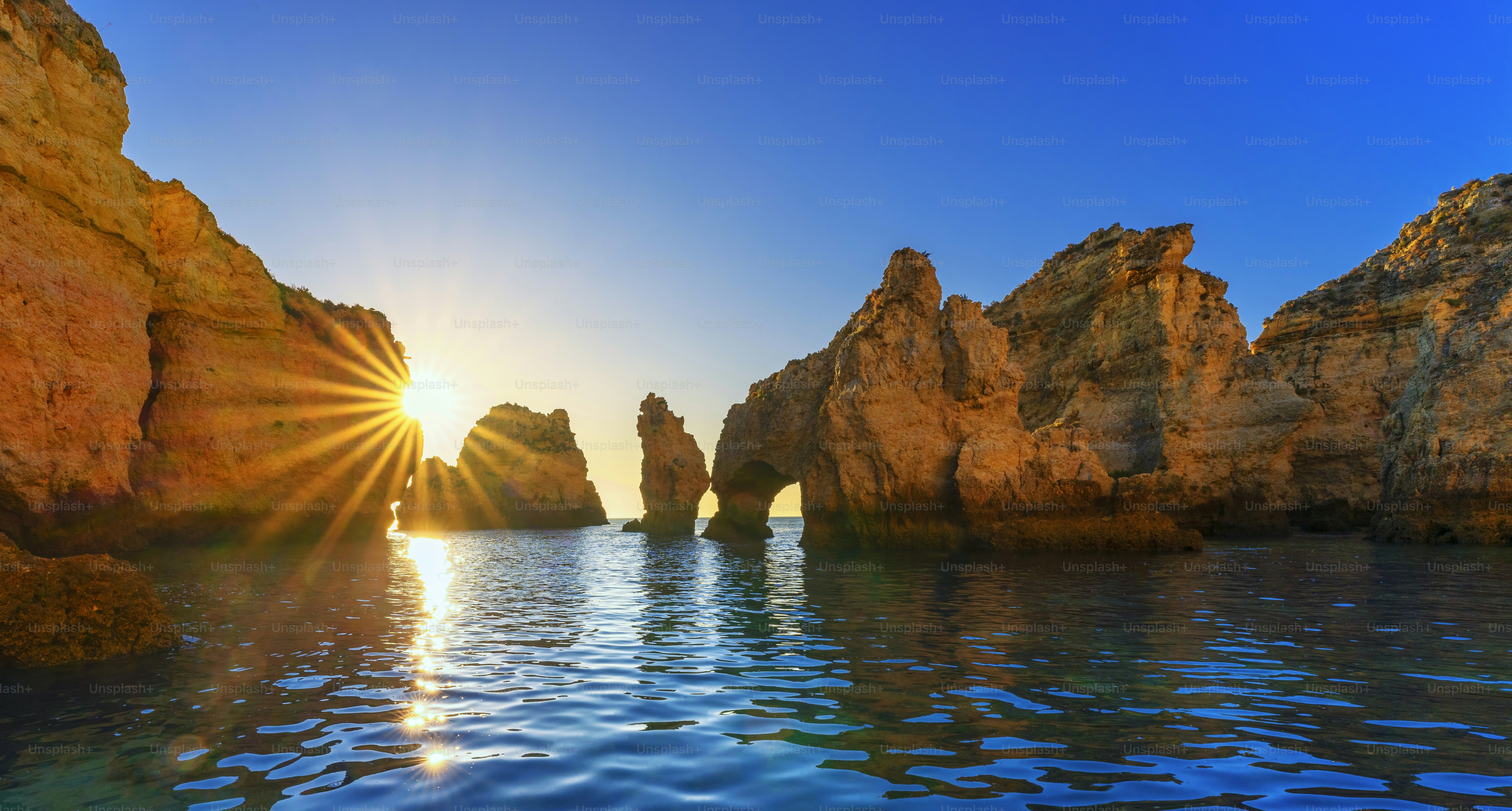 Ponta da Piedade au lever du soleil, Algarve, Portugal photo – En plein ...