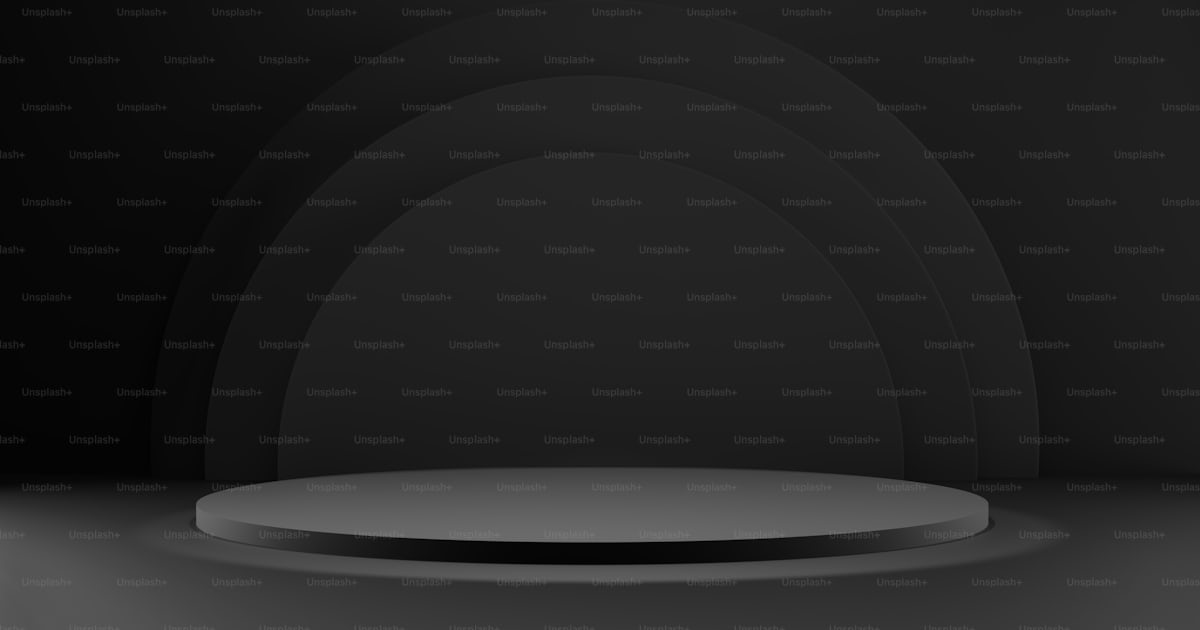 검은색 배경에 밝은 원형 연단의 3d 렌더링 둥근 받침대가 있는 추상적인 배경 제품을 보여주기 위한 빈 무대 사진