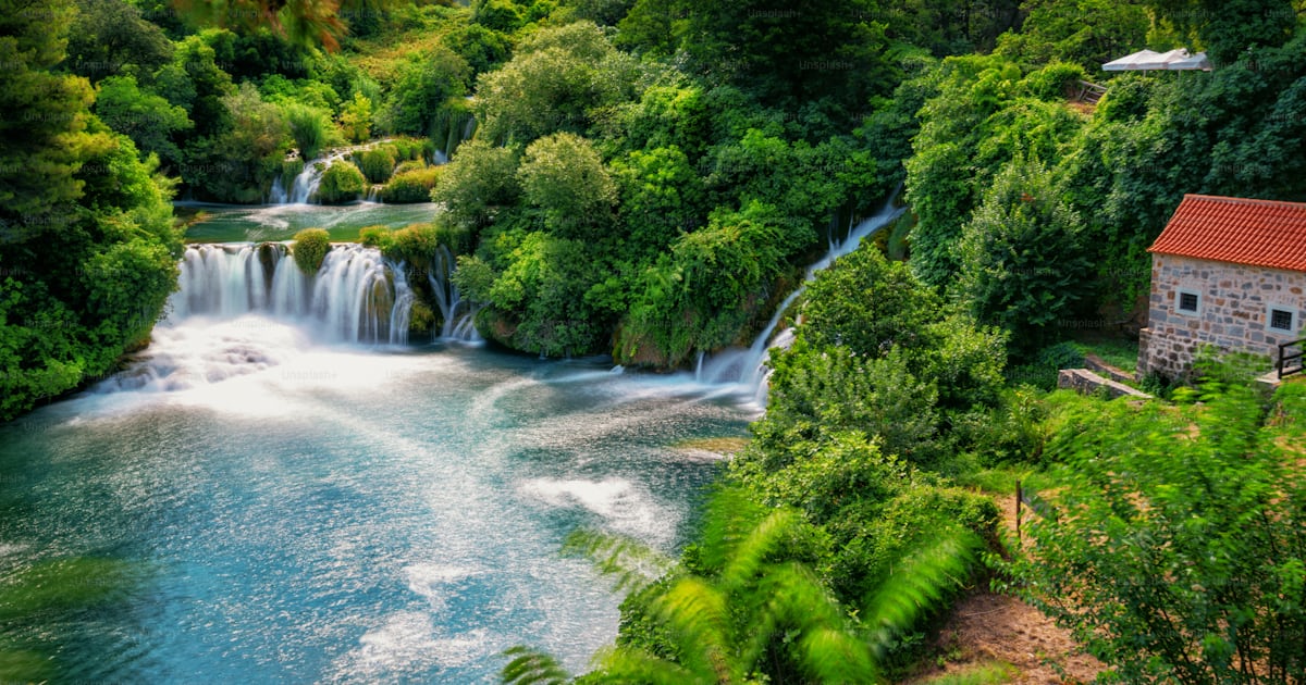 クロアチアのクルカ国立公園のクルカ川にあるクルカ滝のパノラマ風景。の写真 Unsplashで見つける自然の無料写真