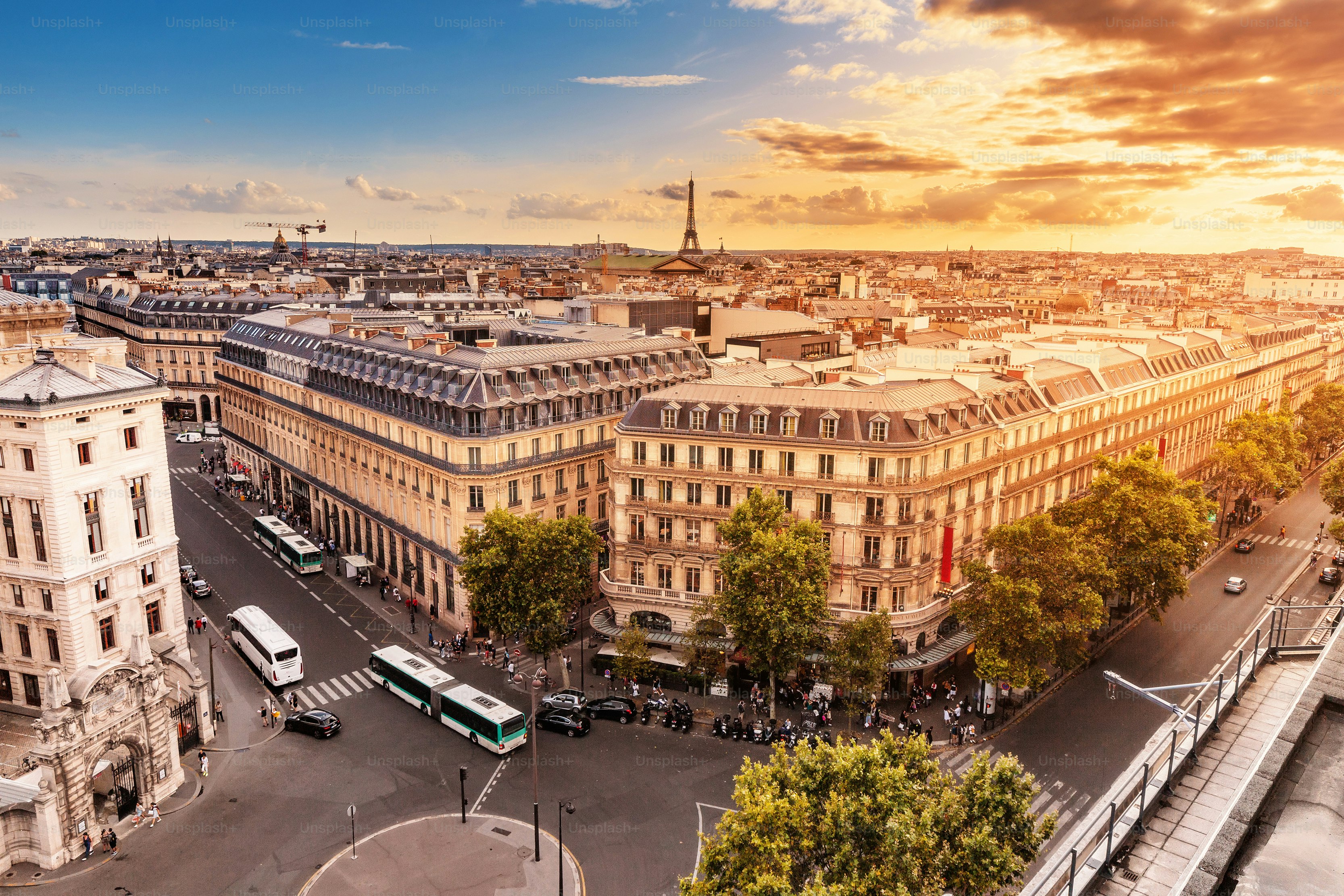Vue aérienne de la ville de Paris avec la tour Eiffel et les toits ...
