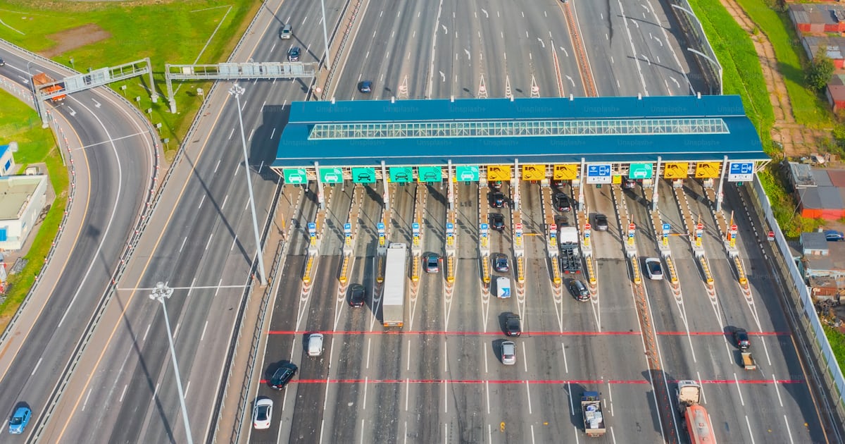 上空から見た空中過負荷の有料道路またはアクセス制御された高速道路の有料道路、強制交通渋滞の写真 道 Unsplashの写真