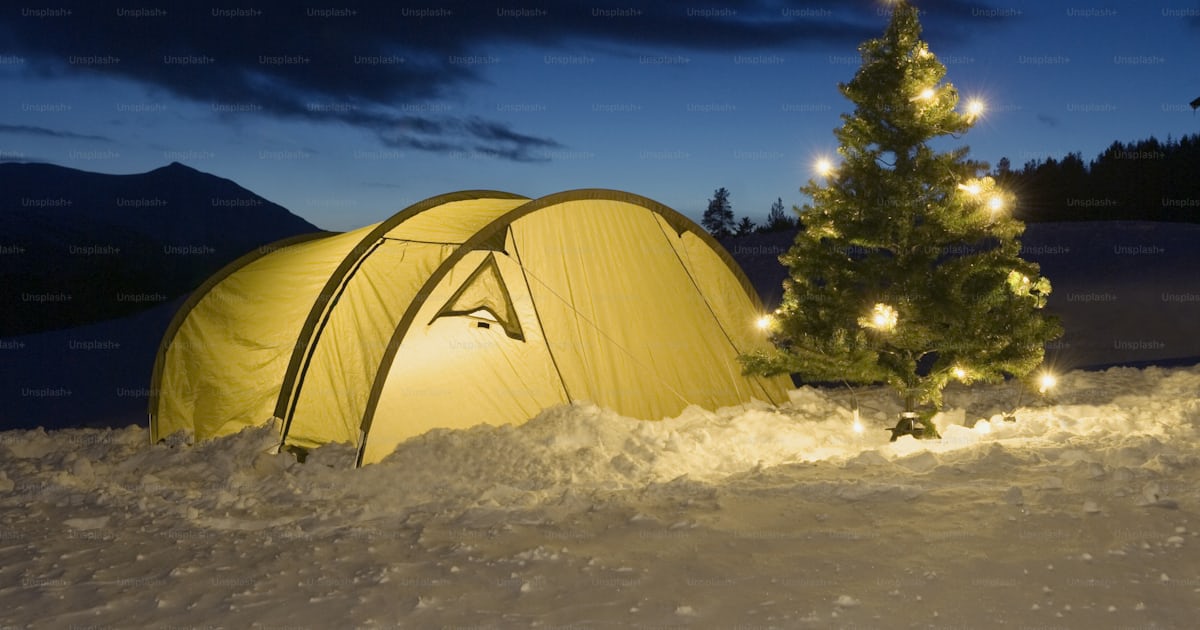Une Tente Dans La Neige à Côté Dun Sapin De Noël Photo En Plein Air
