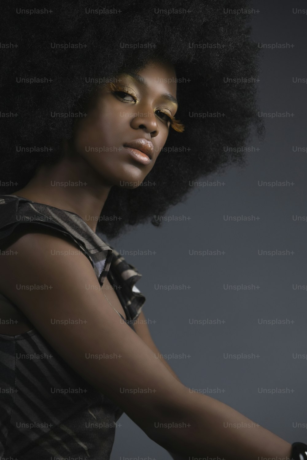 Une femme avec un afro tenant un téléphone portable photo – Portrait ... Une femme avec un afro tenant un téléphone portable photo – Portrait ...