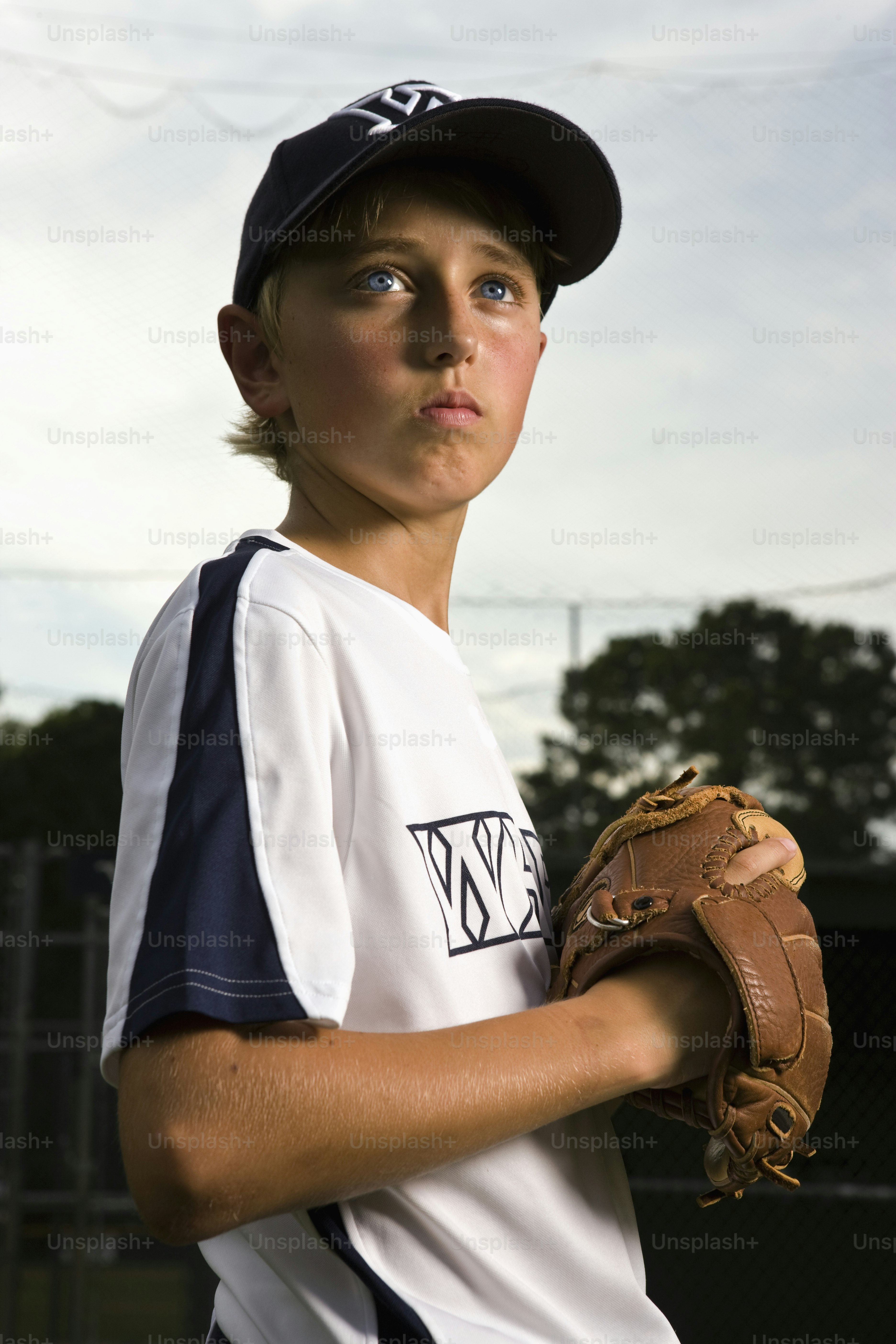 Portrait of young baseball player with glove photo – Baseball cap Image ...