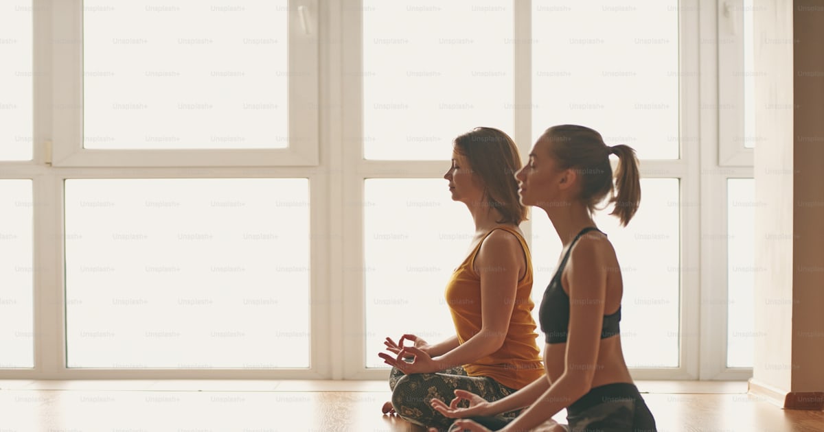 두 여성의 손 제스처 Mudra의 선택적 초점으로 클로즈업 요가 빈야사 흐름 Padmasana 너바나 마음 상태를 하는