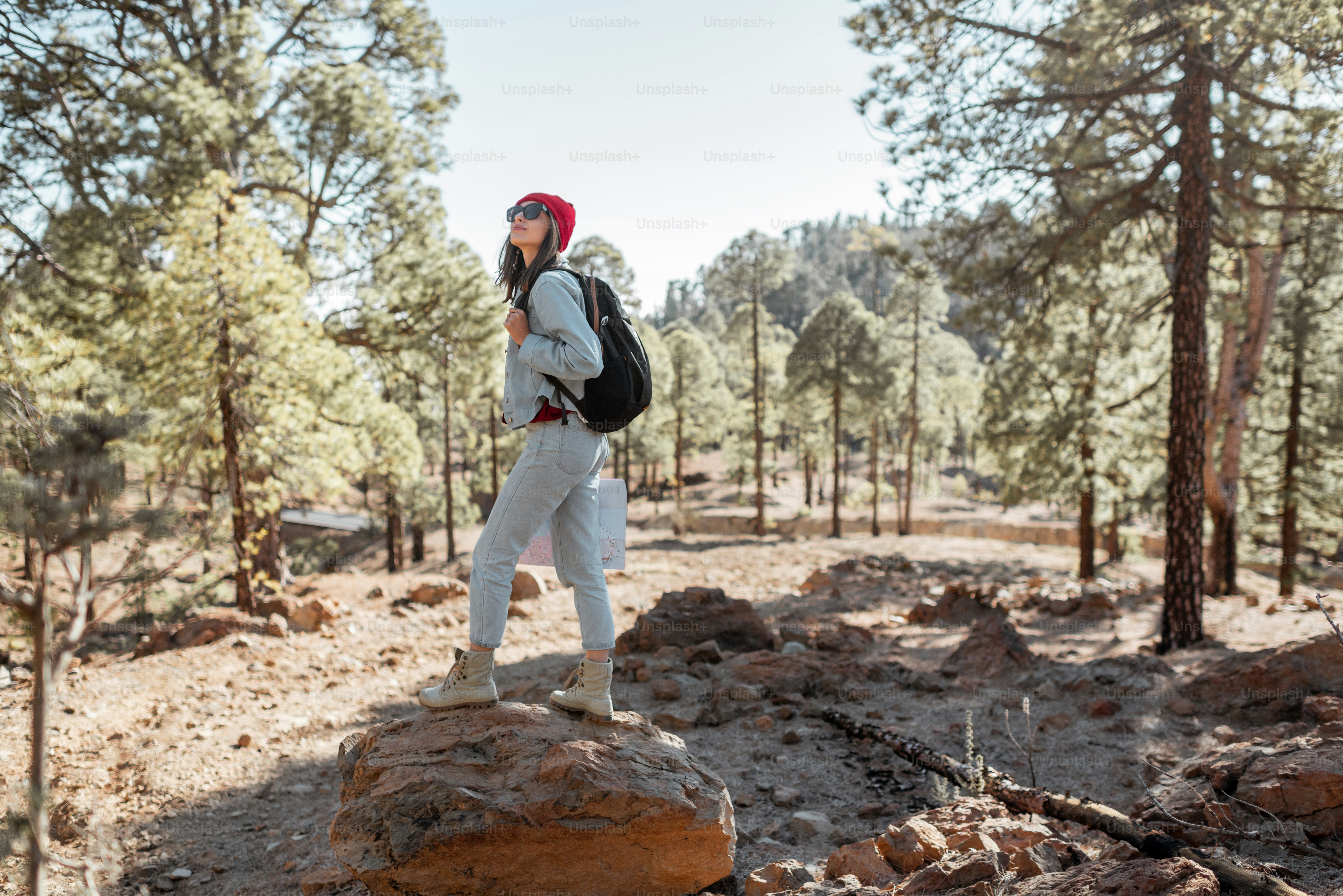 Foto Mujer joven vestida casualmente de pie con mochila y mapa en el ...