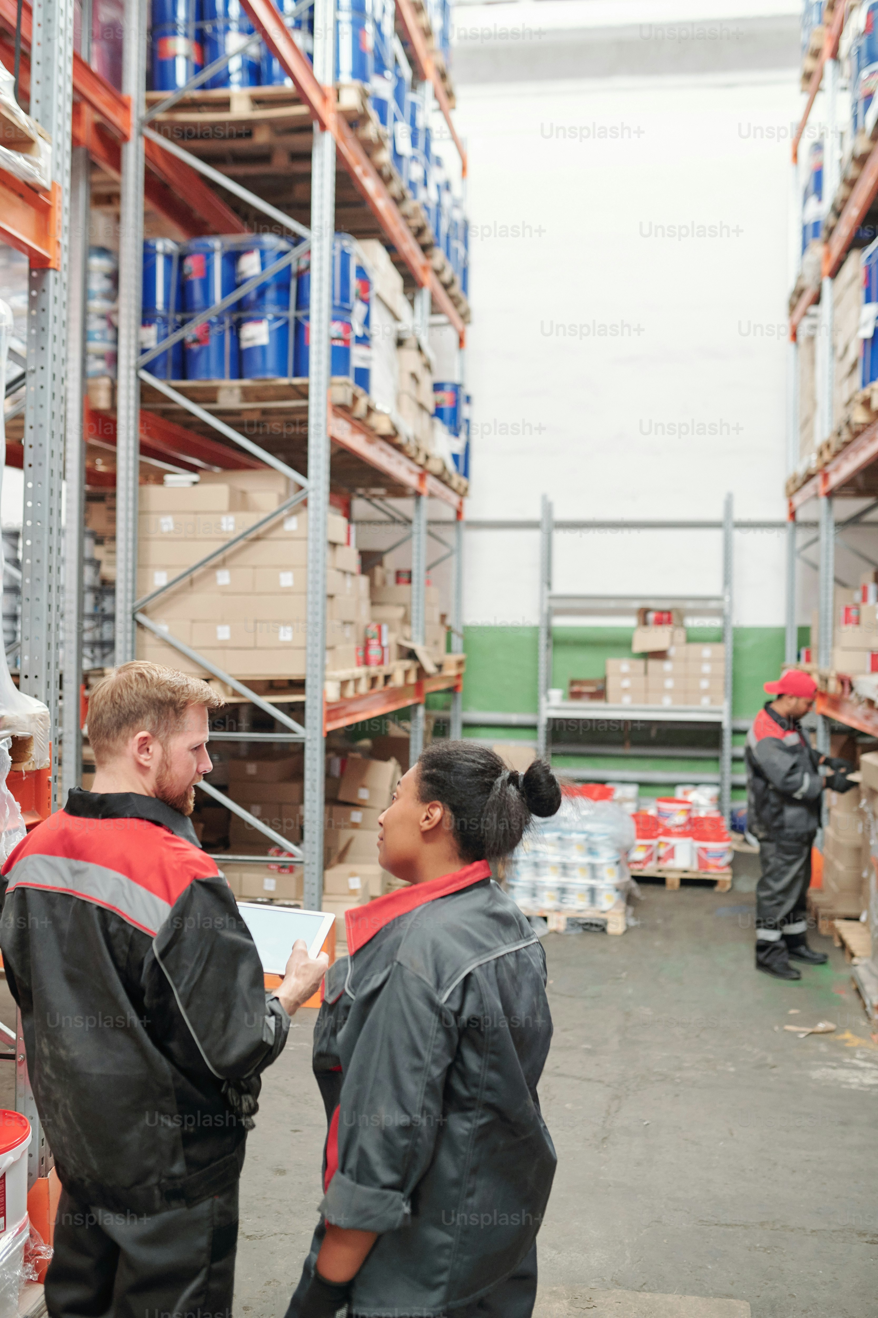 El joven gerente en jefe en uniforme y su subordinada femenina discuten ...