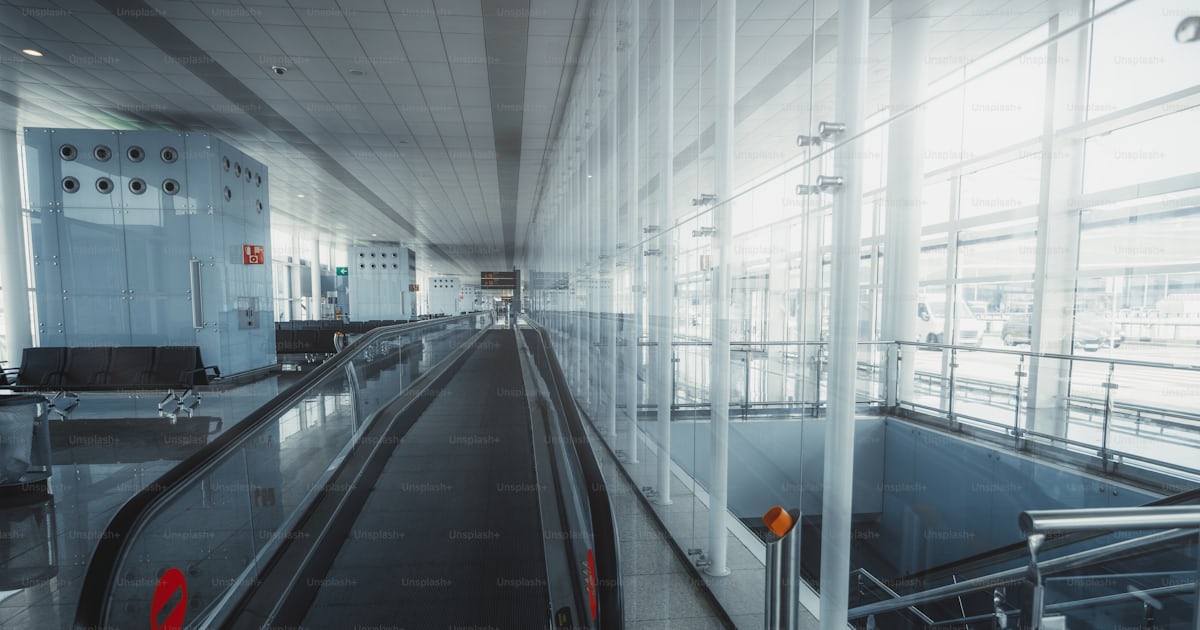 스페인 바르셀로나의 현대식 공항 터미널 엘 파트 El Part 출발 구역의 긴 빈 대기실 소실점으로 뻗어있는 현대적인