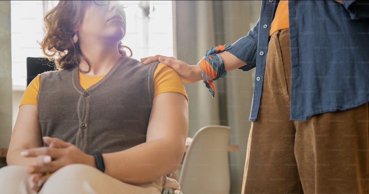 Foto zum Thema Hand einer jungen freundlichen Frau auf der Schulter ... Foto zum Thema Hand einer jungen freundlichen Frau auf der Schulter ...