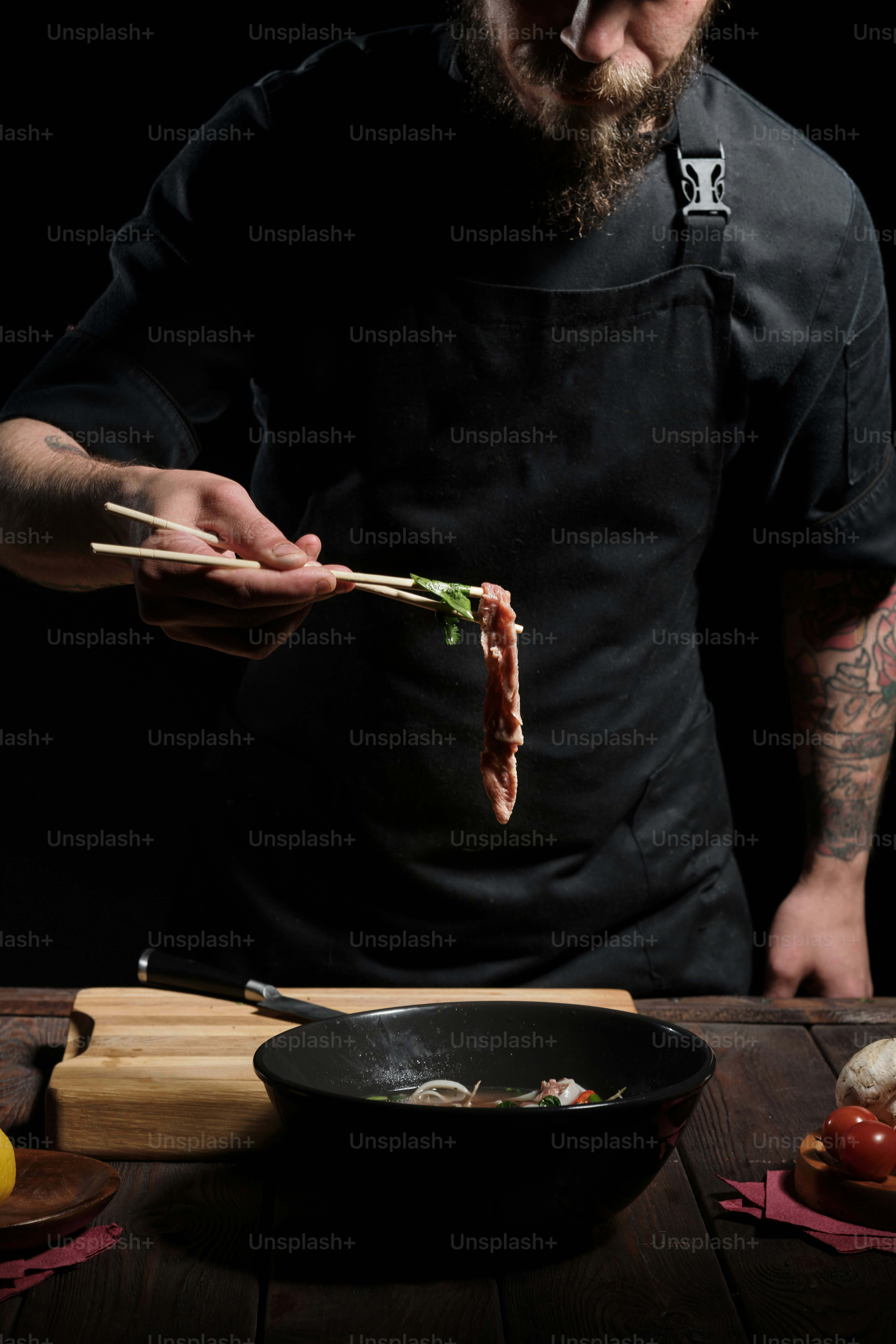 Foto Primer plano de las manos del chef degustando un tazón de fideos ...