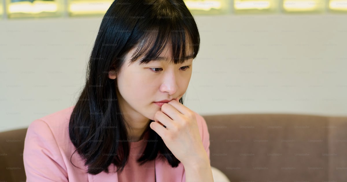 카페의 테이블에 앉아 카페에서 온라인 작업을 하는 동안 잠겨 있는 표정으로 모니터를 바라보는 젊은 여성 프리랜서 사진