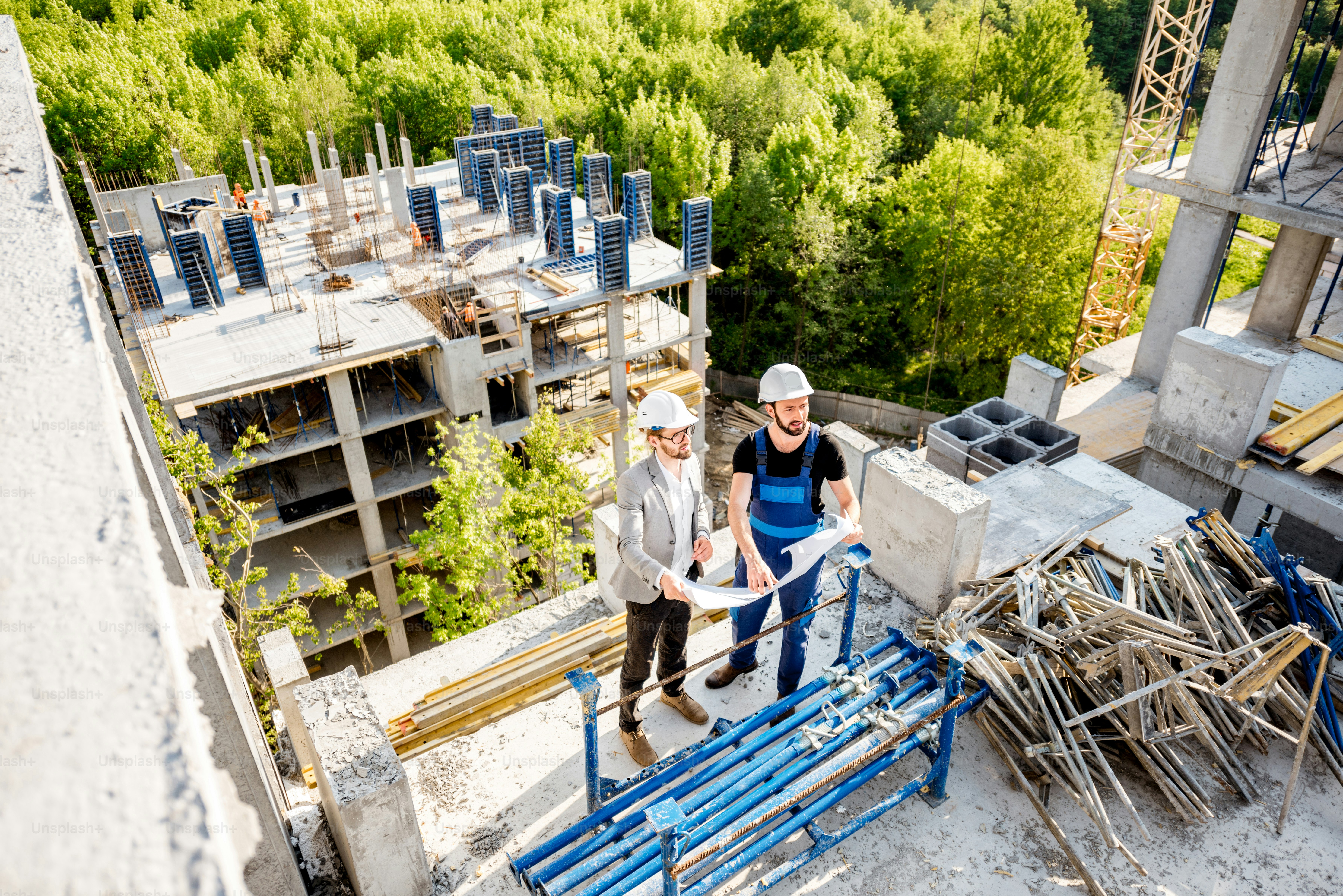 Vue de dessus sur le chantier de construction de bâtiments résidentiels ...