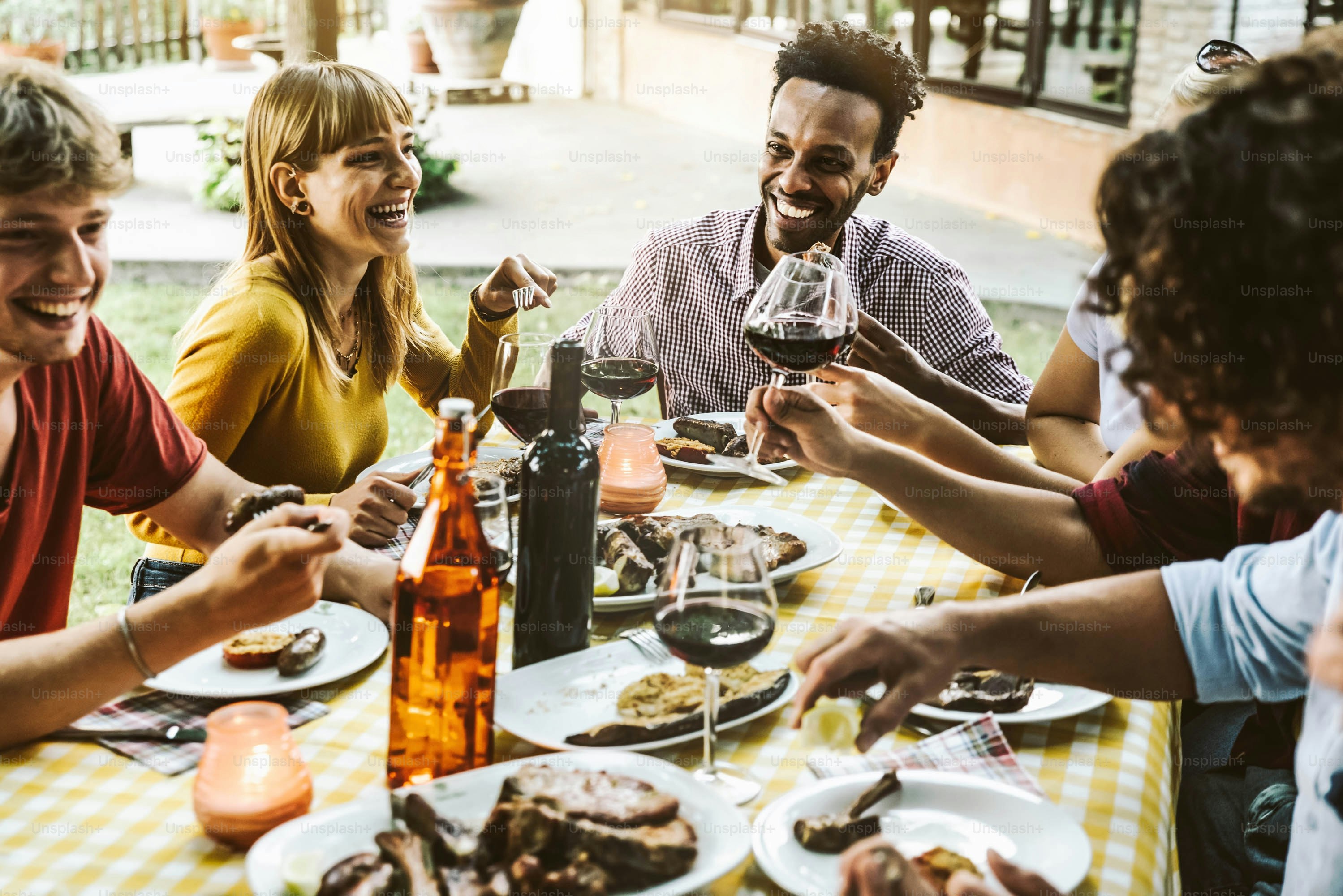 Gruppe von Freunden, die Spaß beim Grillabend im Freien im ...