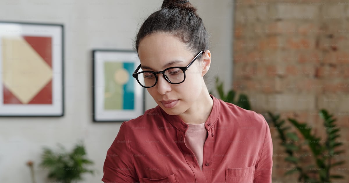 Foto zum Thema Selbstbewusste junge hispanische Frau mit Brille steht ... Foto zum Thema Selbstbewusste junge hispanische Frau mit Brille steht ...
