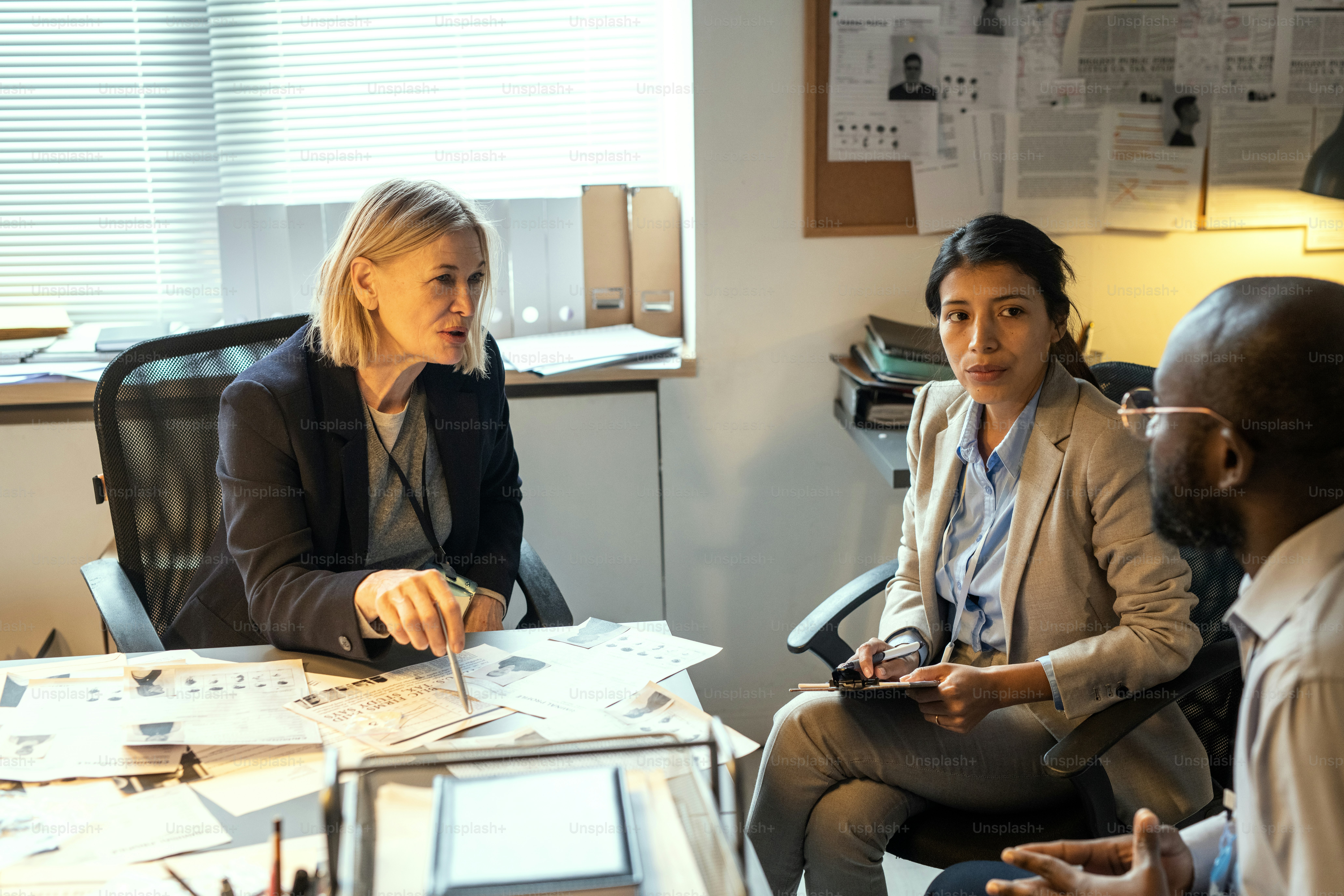 Foto Grupo de agentes confiados del FBI o del departamento de servicios ...