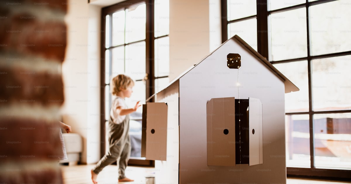 집에서 실내에서 판지 종이집을 가지고 노는 행복한 유아 소년 사진 Unsplash의 타이니 하우스 Tiny House 이미지