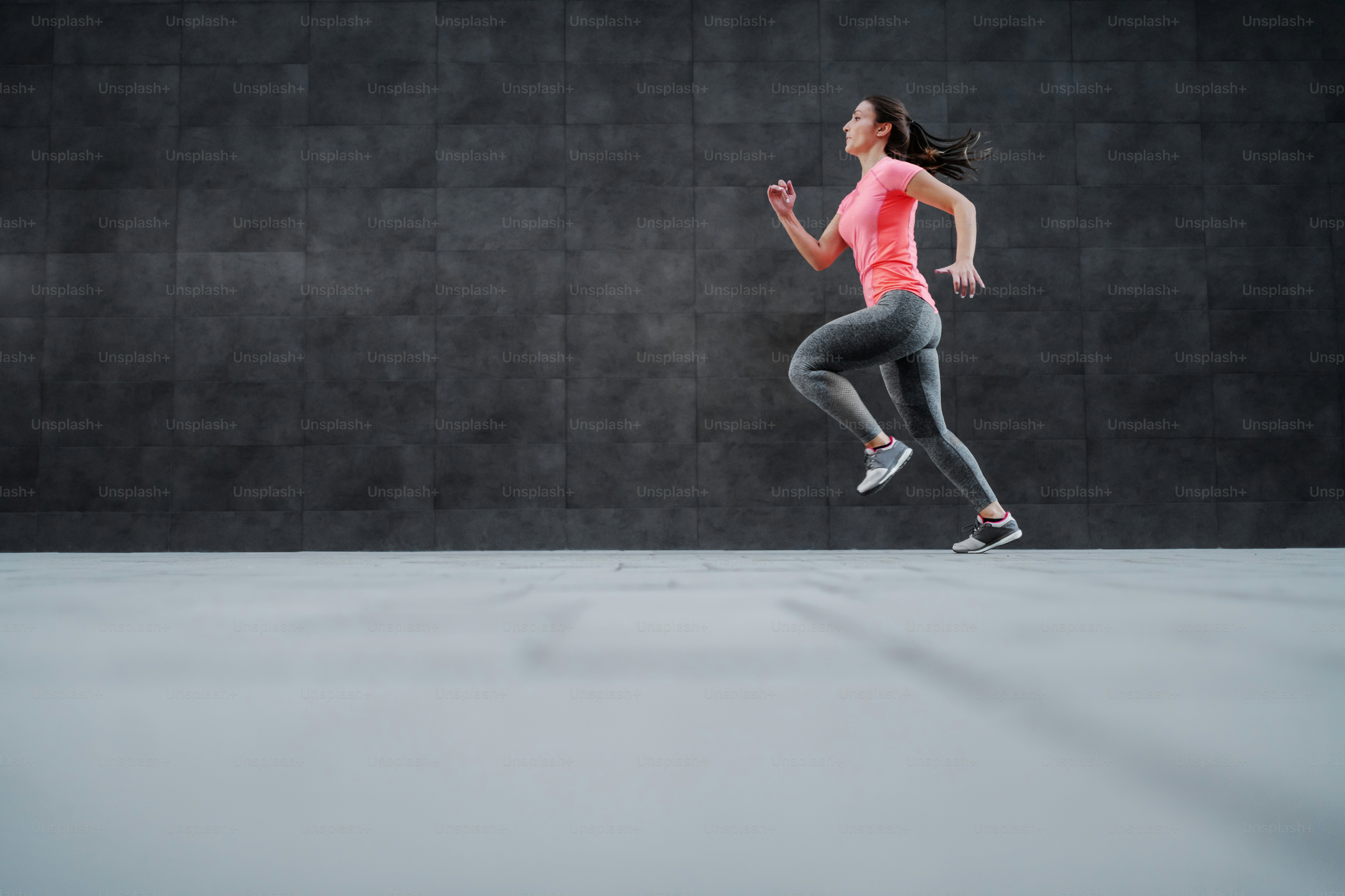 Vue latérale d’une femme caucasienne attirante en tenue de sport et ...