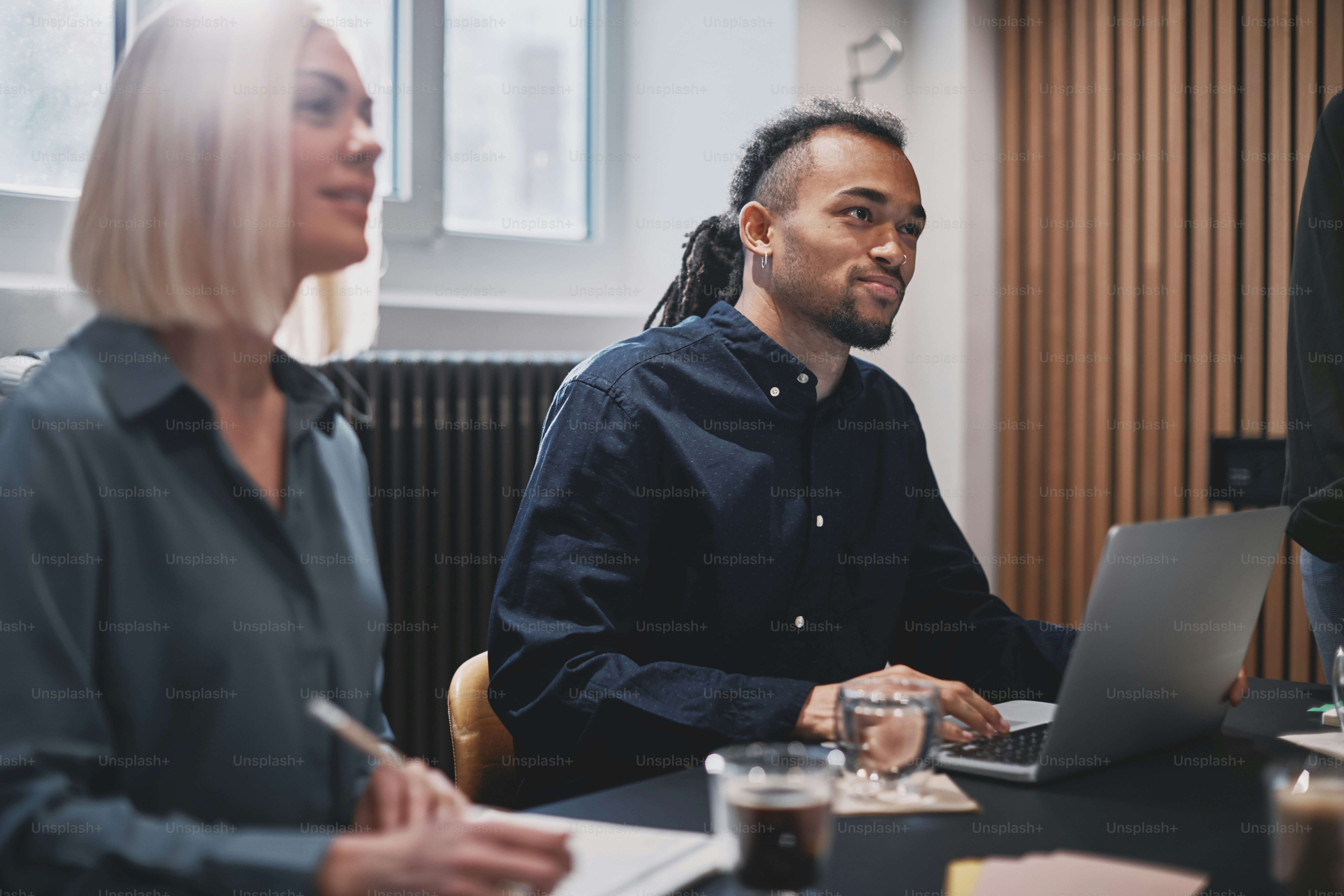 Foto zum Thema Diverse Arbeitskollegen, die sich gemeinsam an einem ...