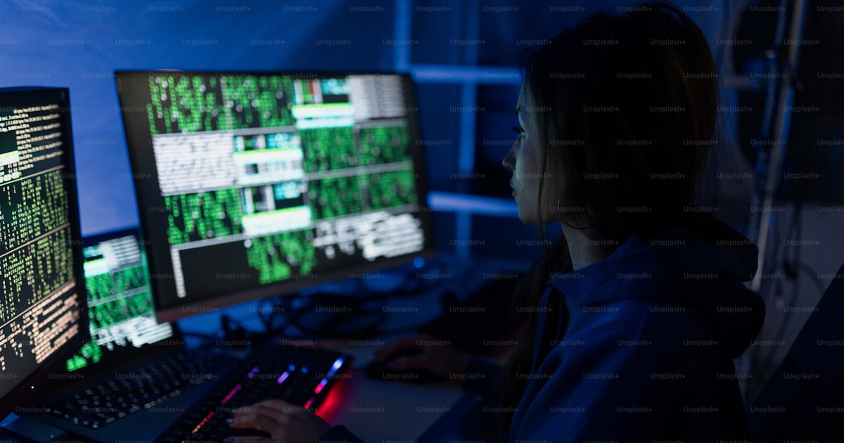 夜の暗い部屋でコンピューターによる若い女性ハッカー、サイバー戦争のコンセプト。の写真 ラップトップ Unsplashの写真