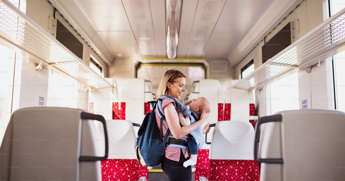 男の子を連れて電車で旅行する若いお母さん。美女と息子の鉄道の旅。の写真 人 Unsplashの写真