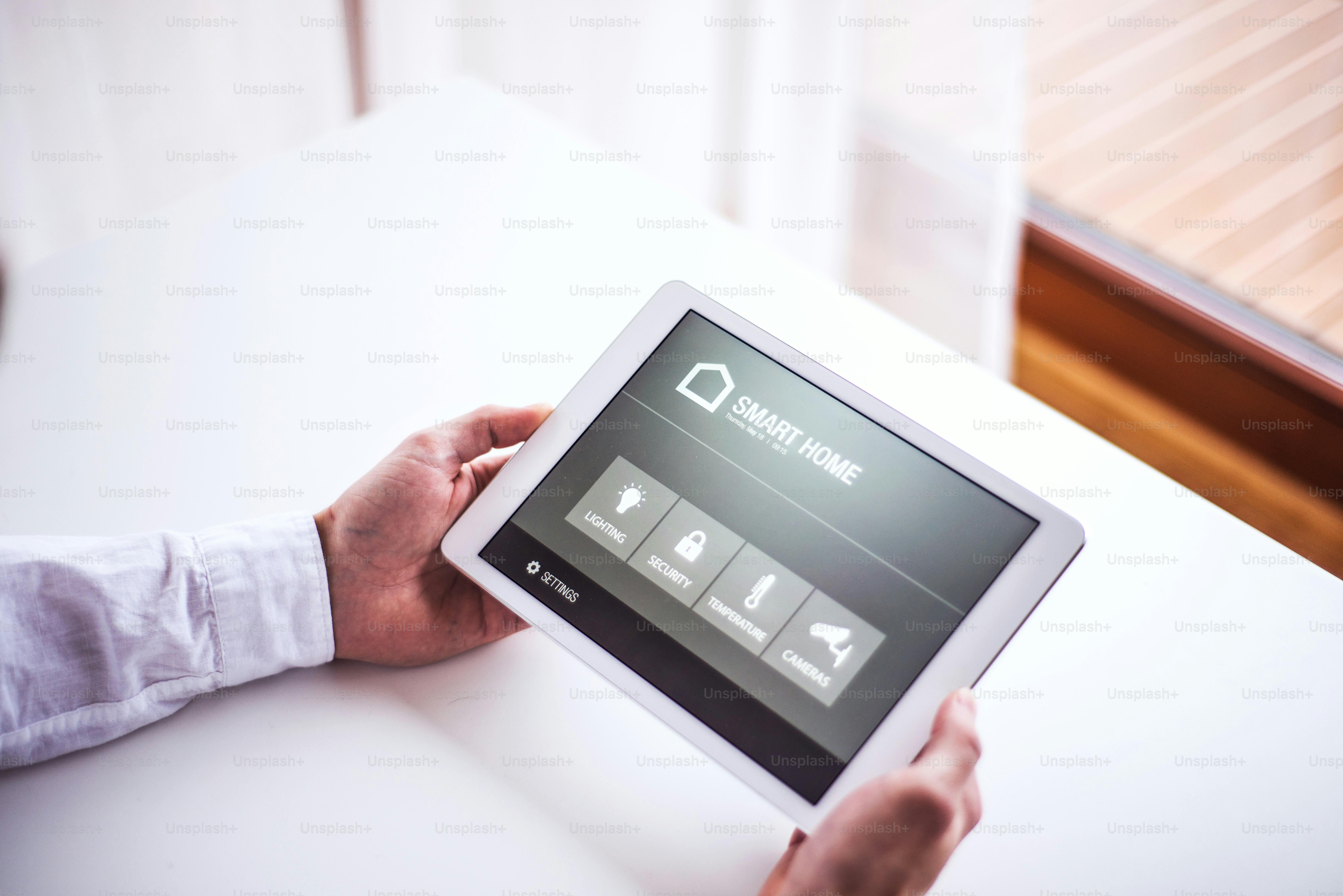 Une tablette avec système de contrôle de la maison intelligente. Une ...