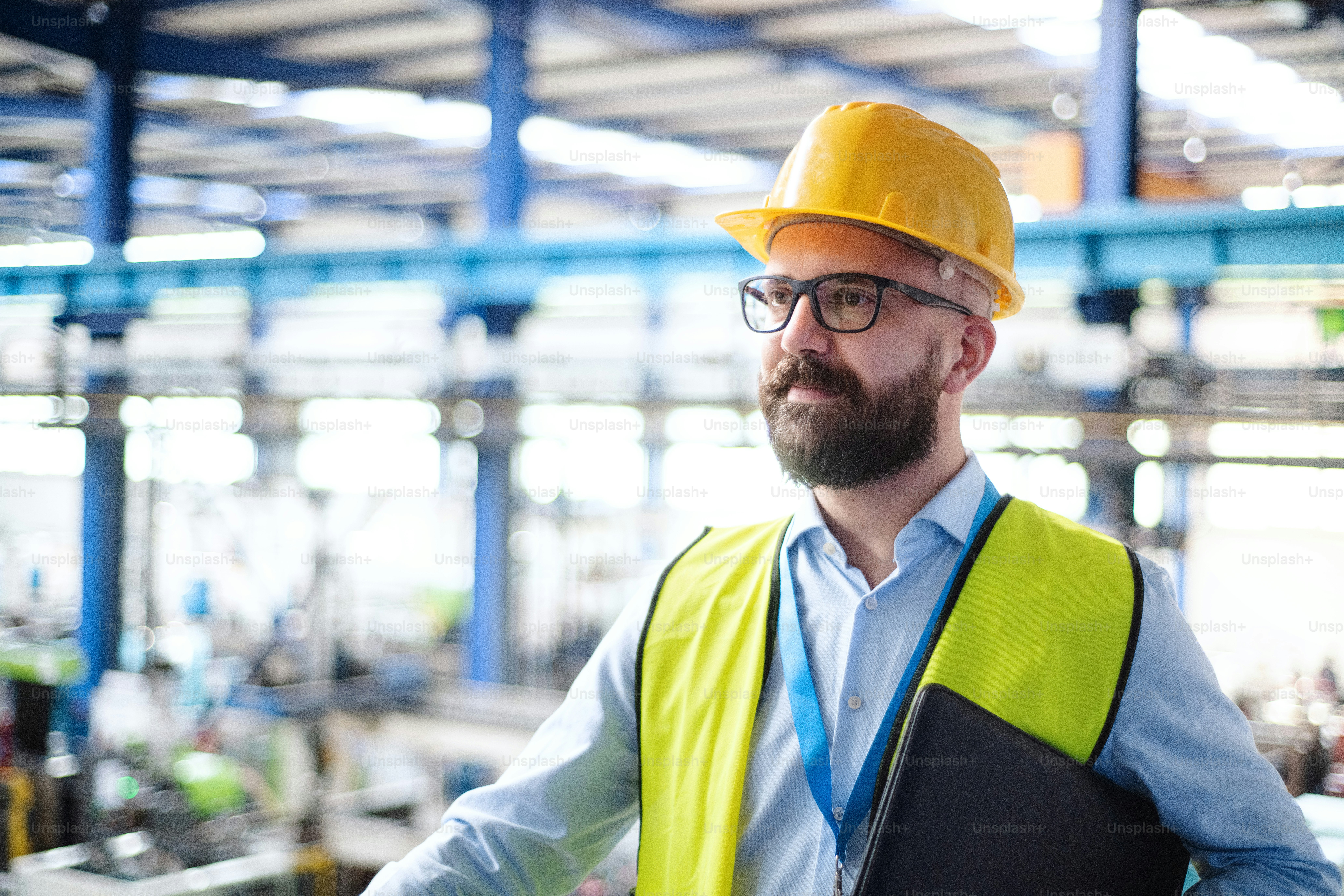Techniker oder Ingenieur mit Helm in Industriefabrik stehend ...