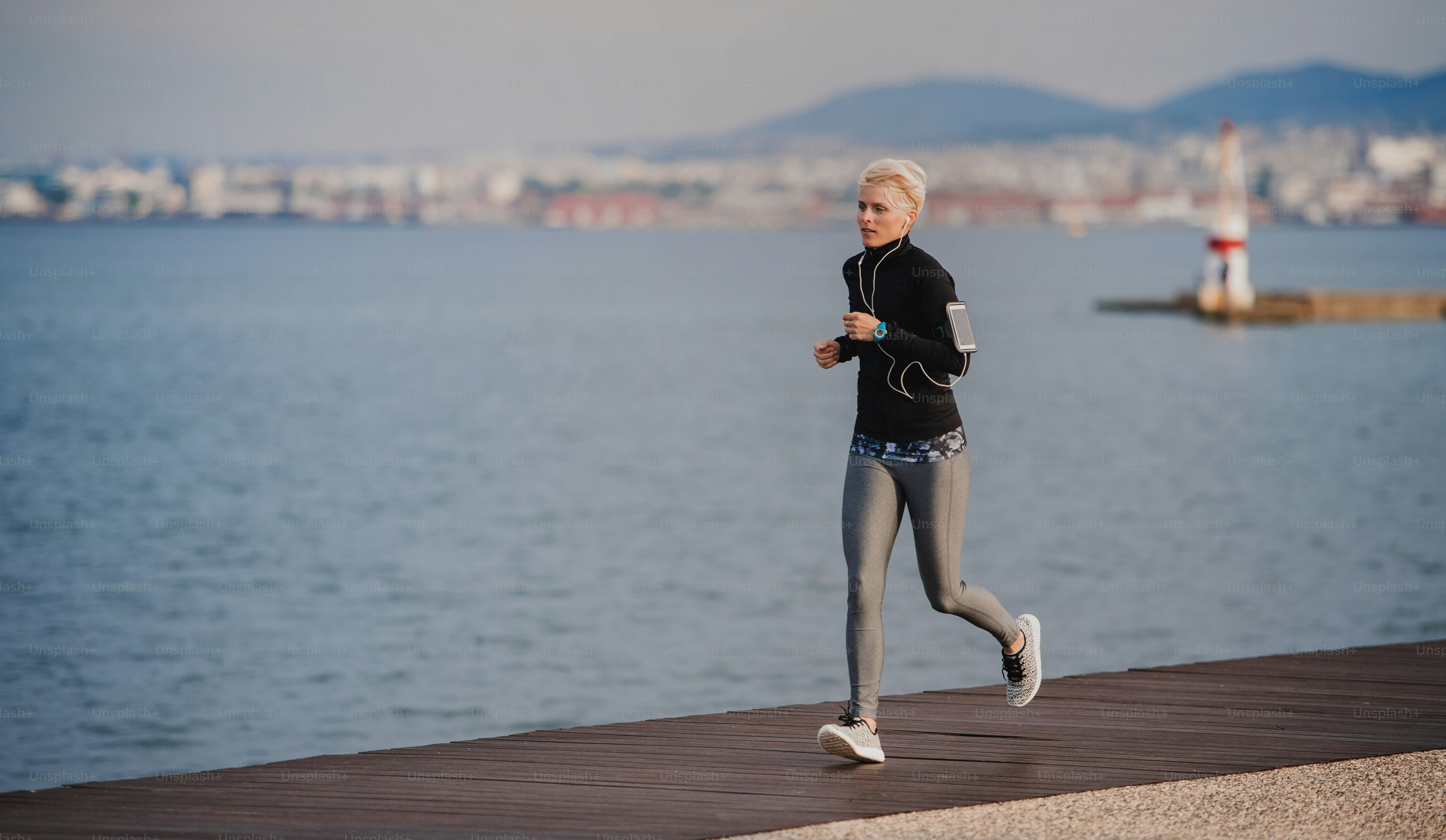Foto Vista lateral de una joven deportista corriendo al aire libre en ...