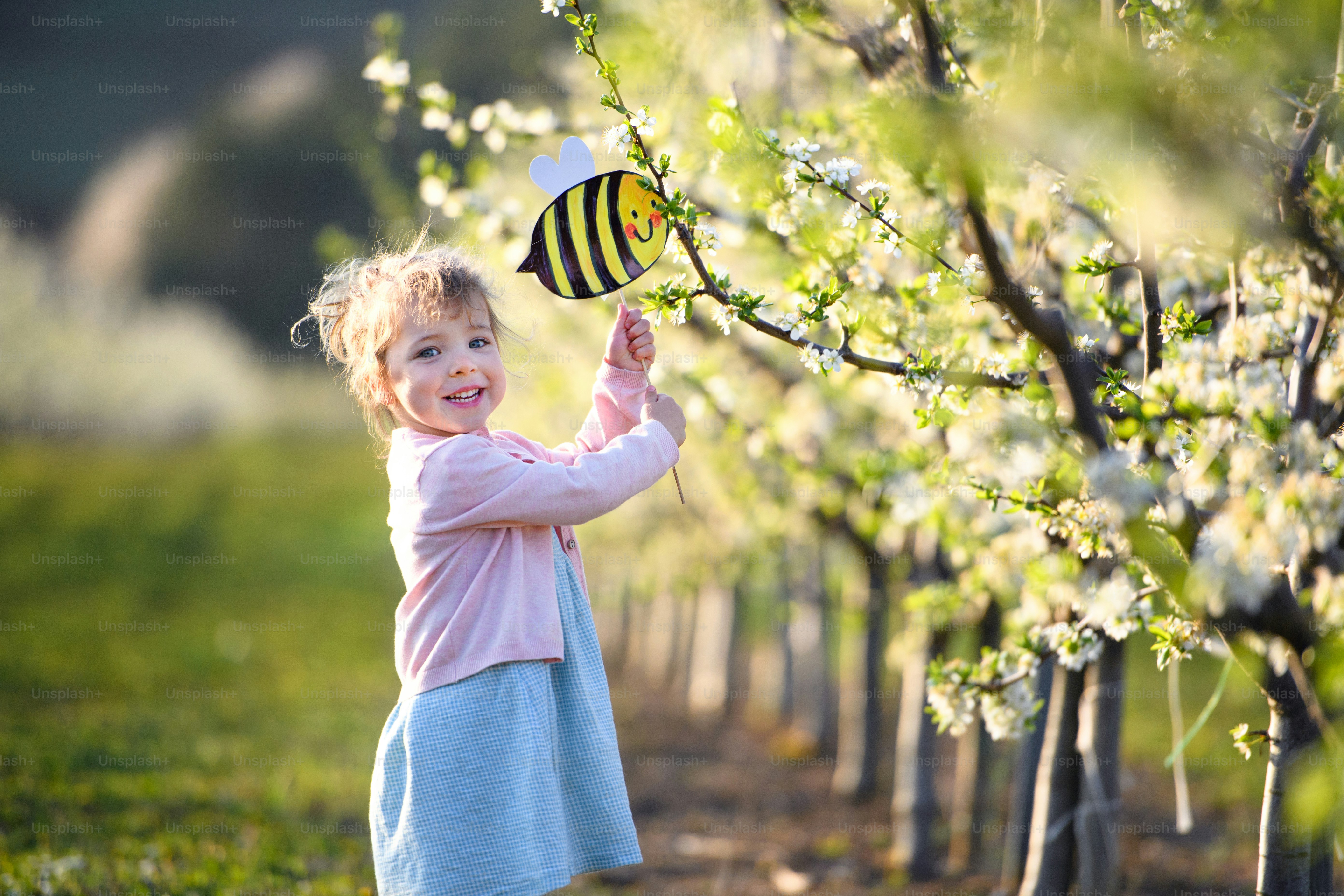 Foto Vista lateral de una niña pequeña parada al aire libre en un ...