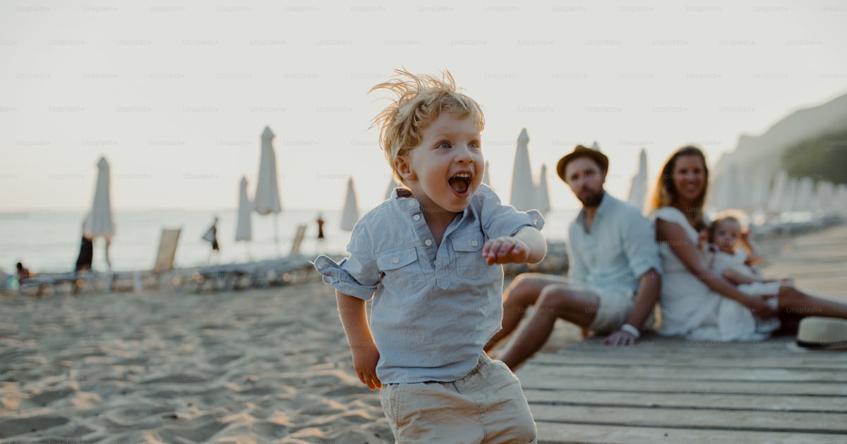 夏休みにビーチで楽しむ幼児の子供連れの若い家族。の写真 水 Unsplashの写真