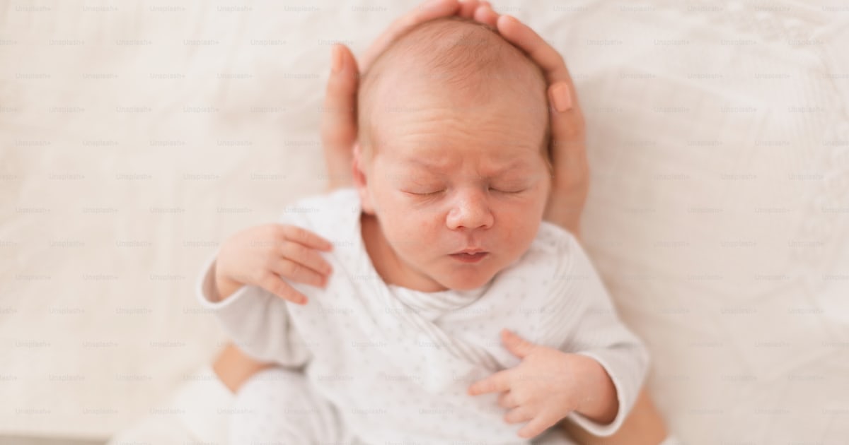 自宅で生まれたばかりの息子を抱く見分けのつかない母親のクローズアップの写真 Unsplashの母親と息子の画像