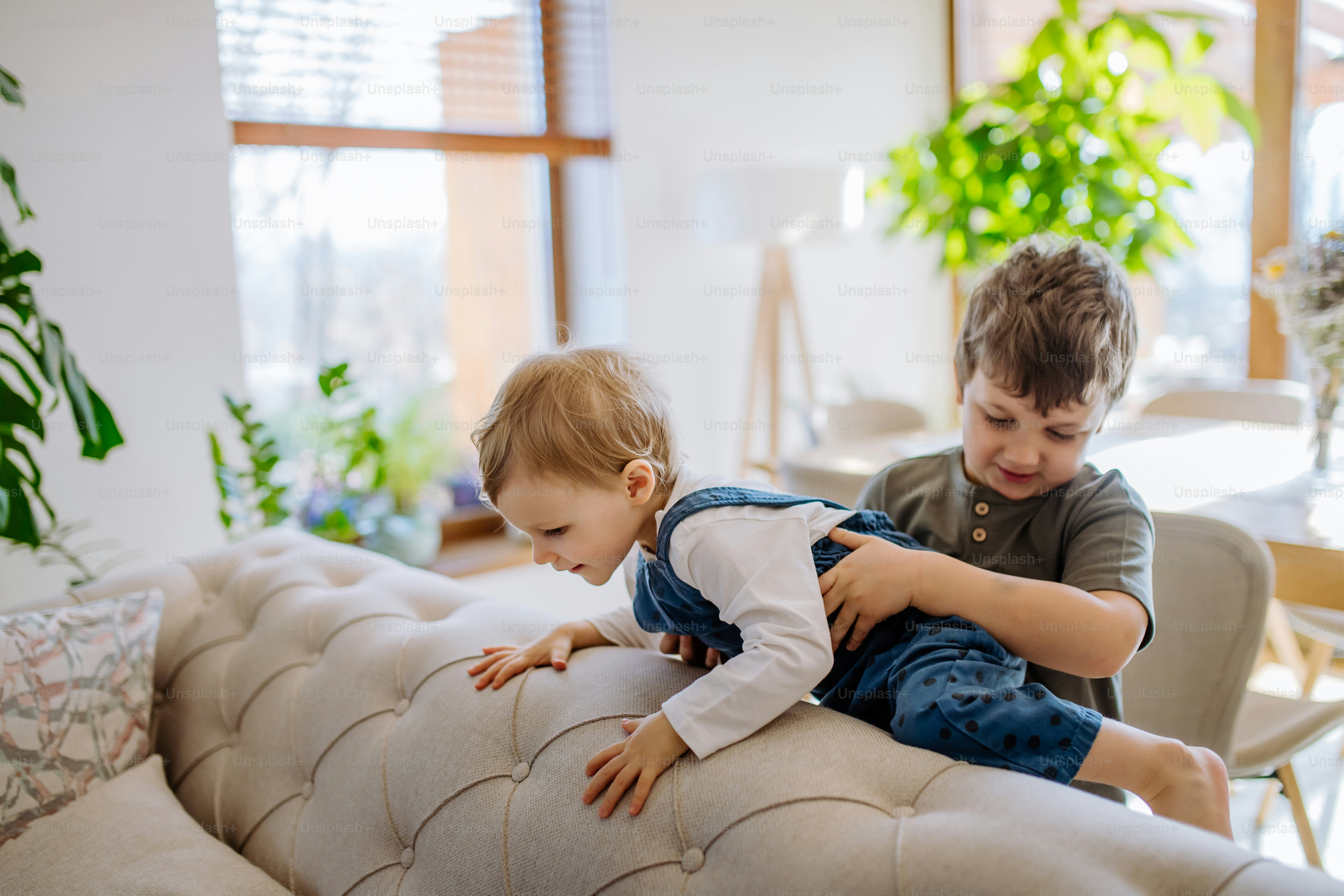 Foto Unos hermanos pequeños jugando juntos en la sala de estar ...