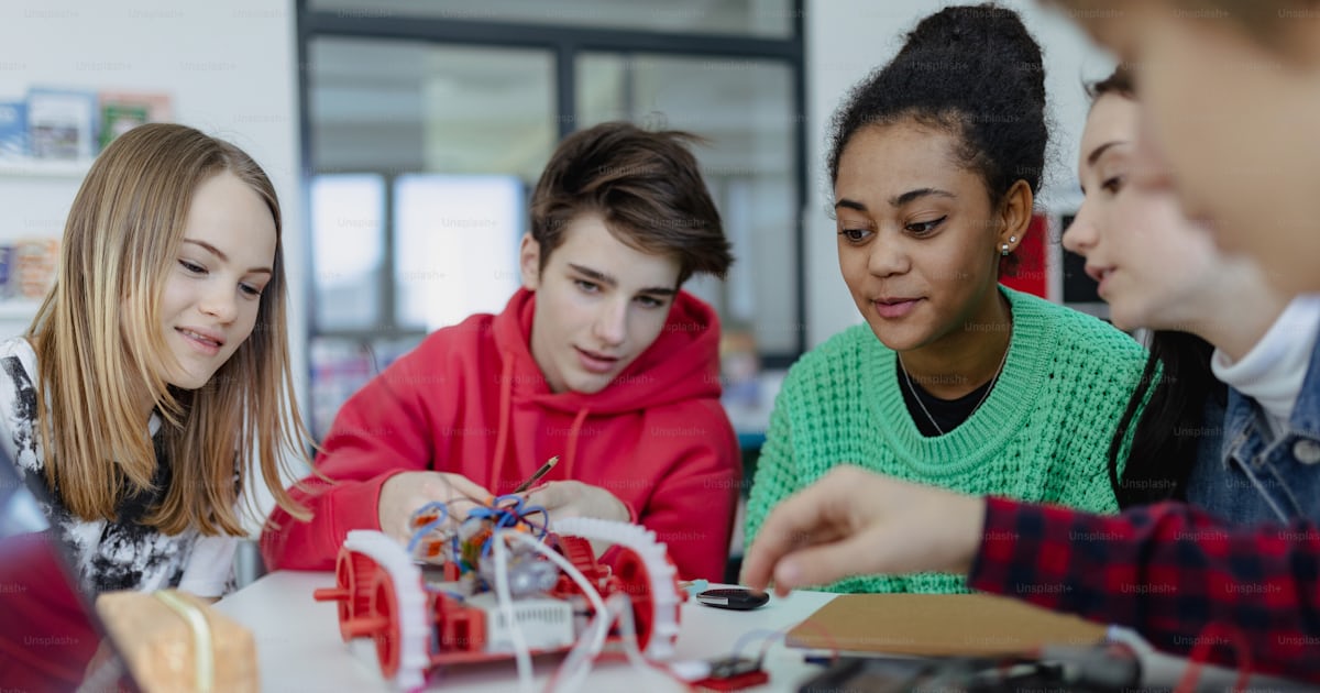 Un Groupe Délèves Du Secondaire Construisent Et Programment Des Jouets