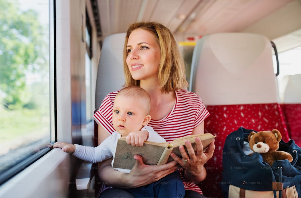 男の子と一緒に電車で旅行する若い母親。美女と息子の鉄道旅。の写真 座っている Unsplashの写真