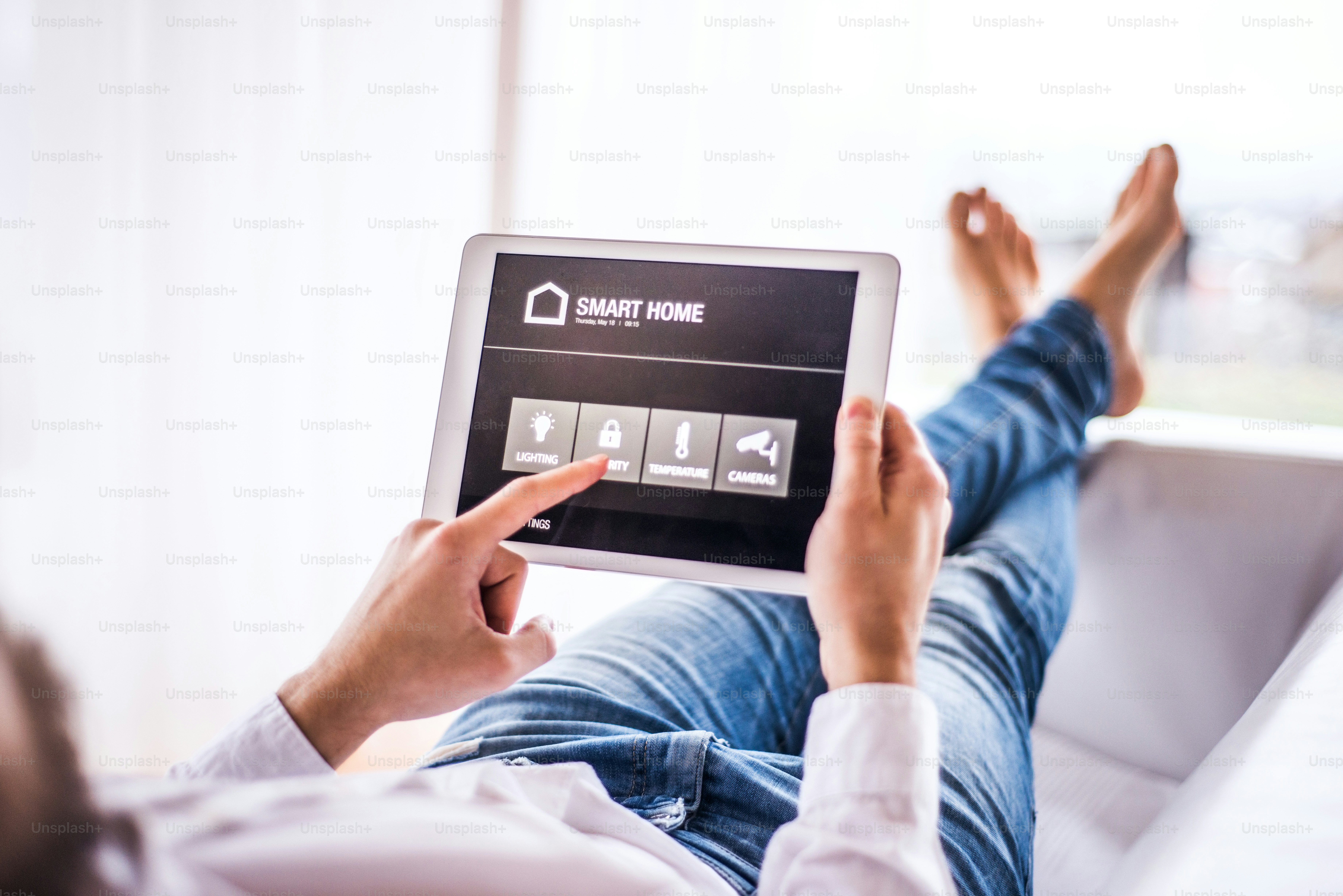 Une tablette avec système de contrôle de la maison intelligente. Une ...