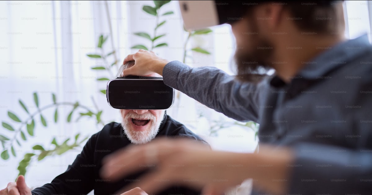 힙스터 아들과 집에서 Vr 고글을 쓴 그의 선배 아버지 실내에서 2 세대 사진 Unsplash의 슬로바키아 이미지