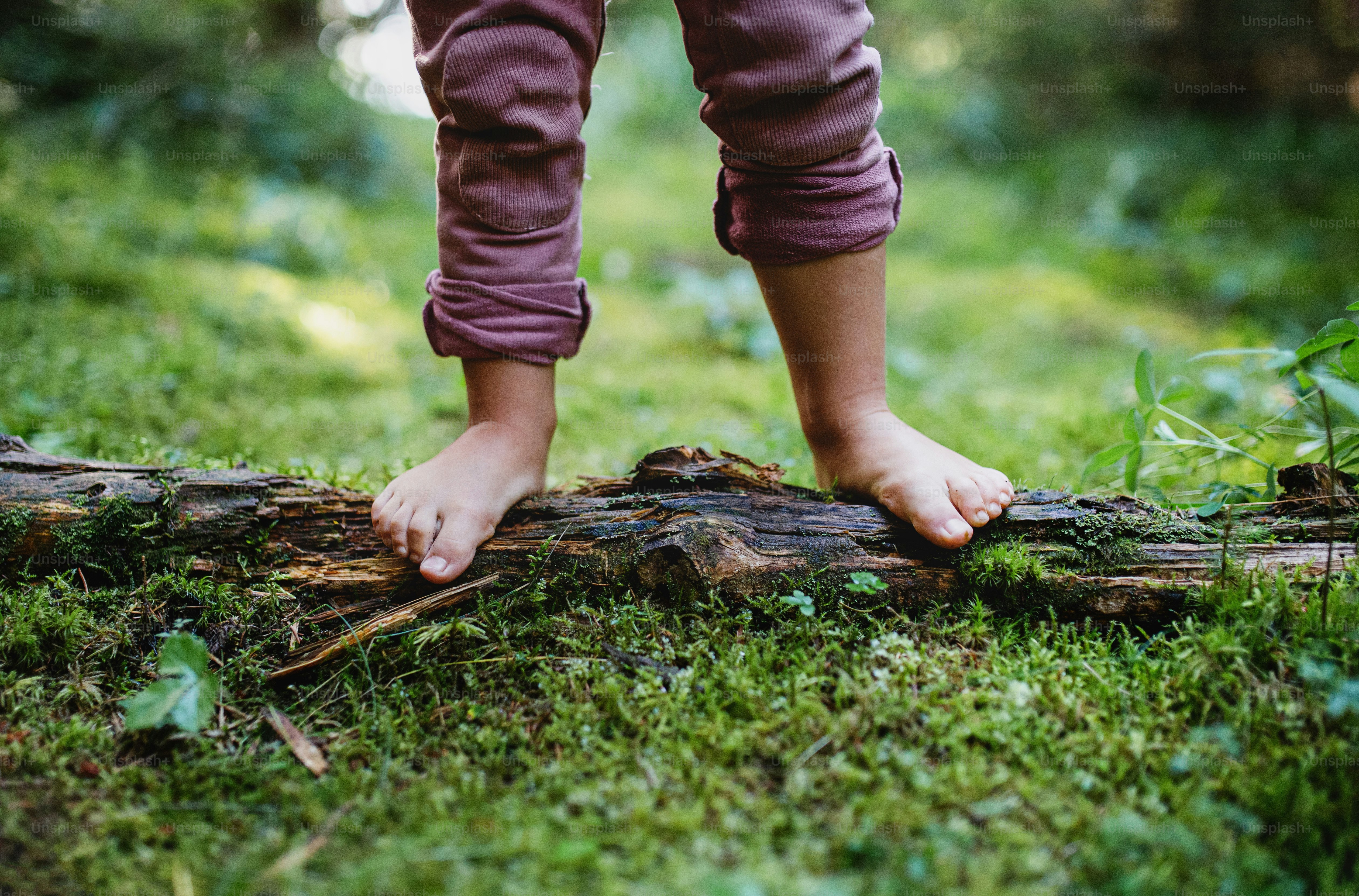 Foto Pies descalzos de niño pequeño de pie descalzo al aire libre en la ...