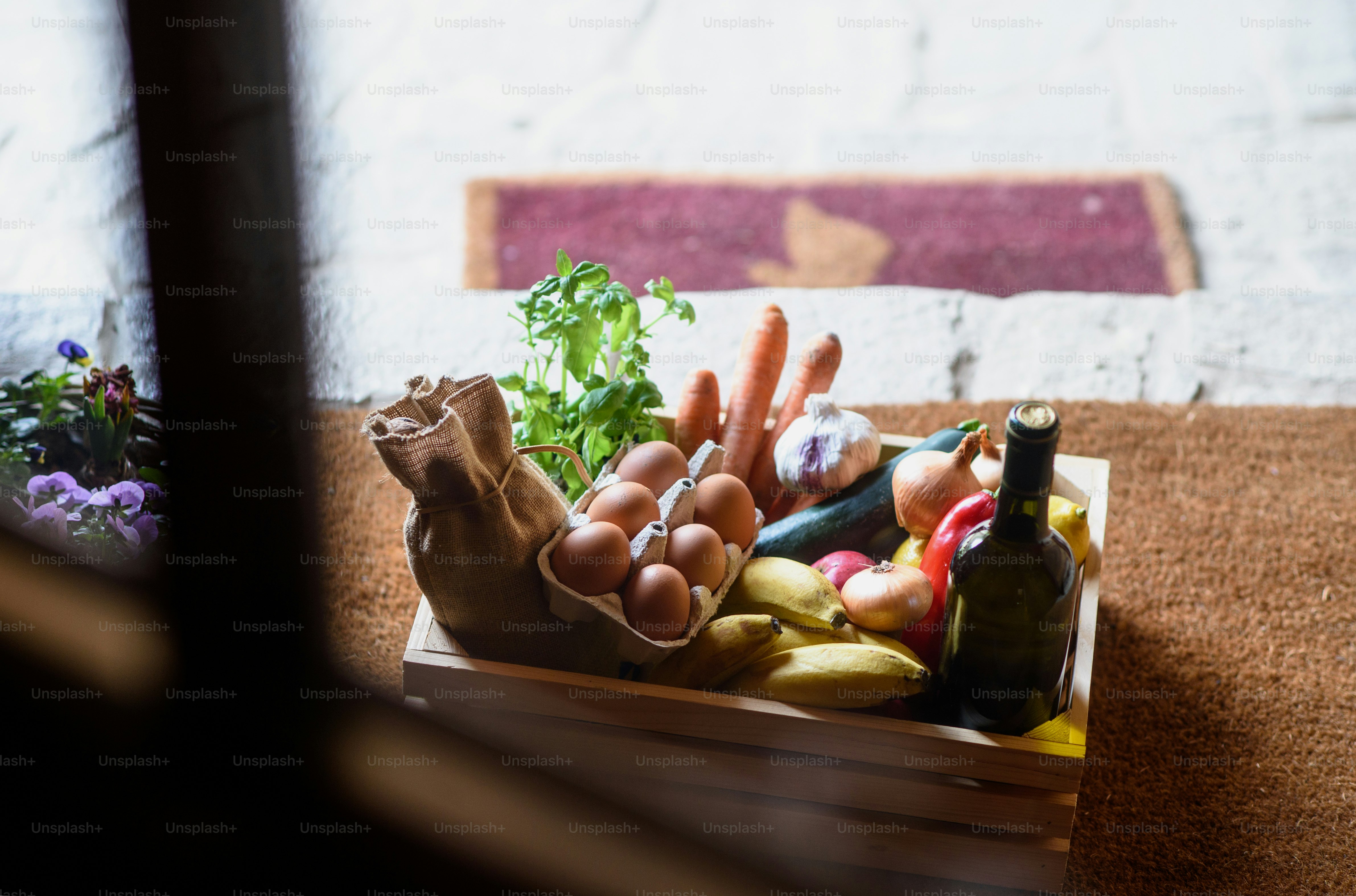 Foto Vista superior de la caja de madera con la compra de alimentos en ...