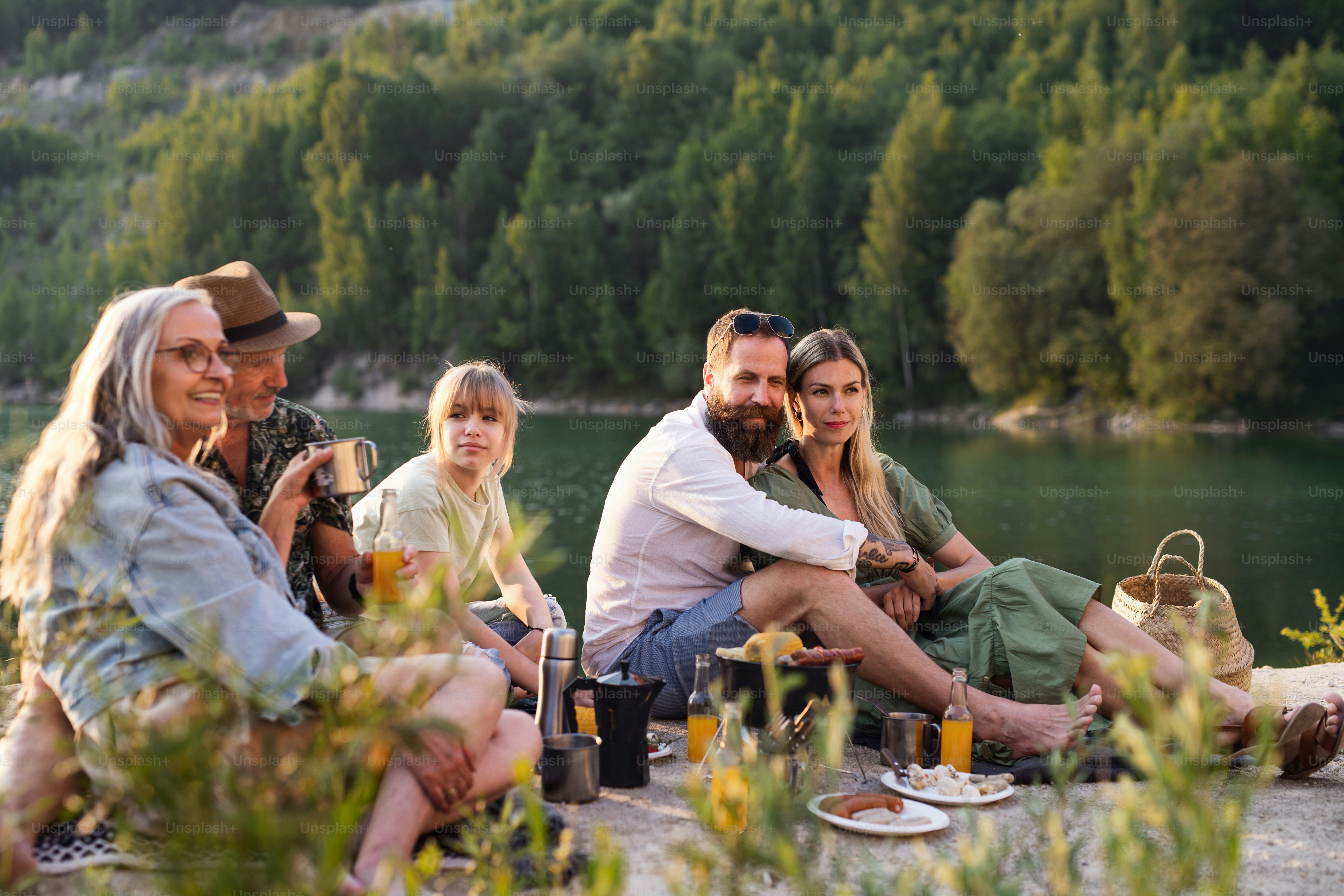 Une famille multigénérationnelle heureuse en vacances d’été, barbecue ...