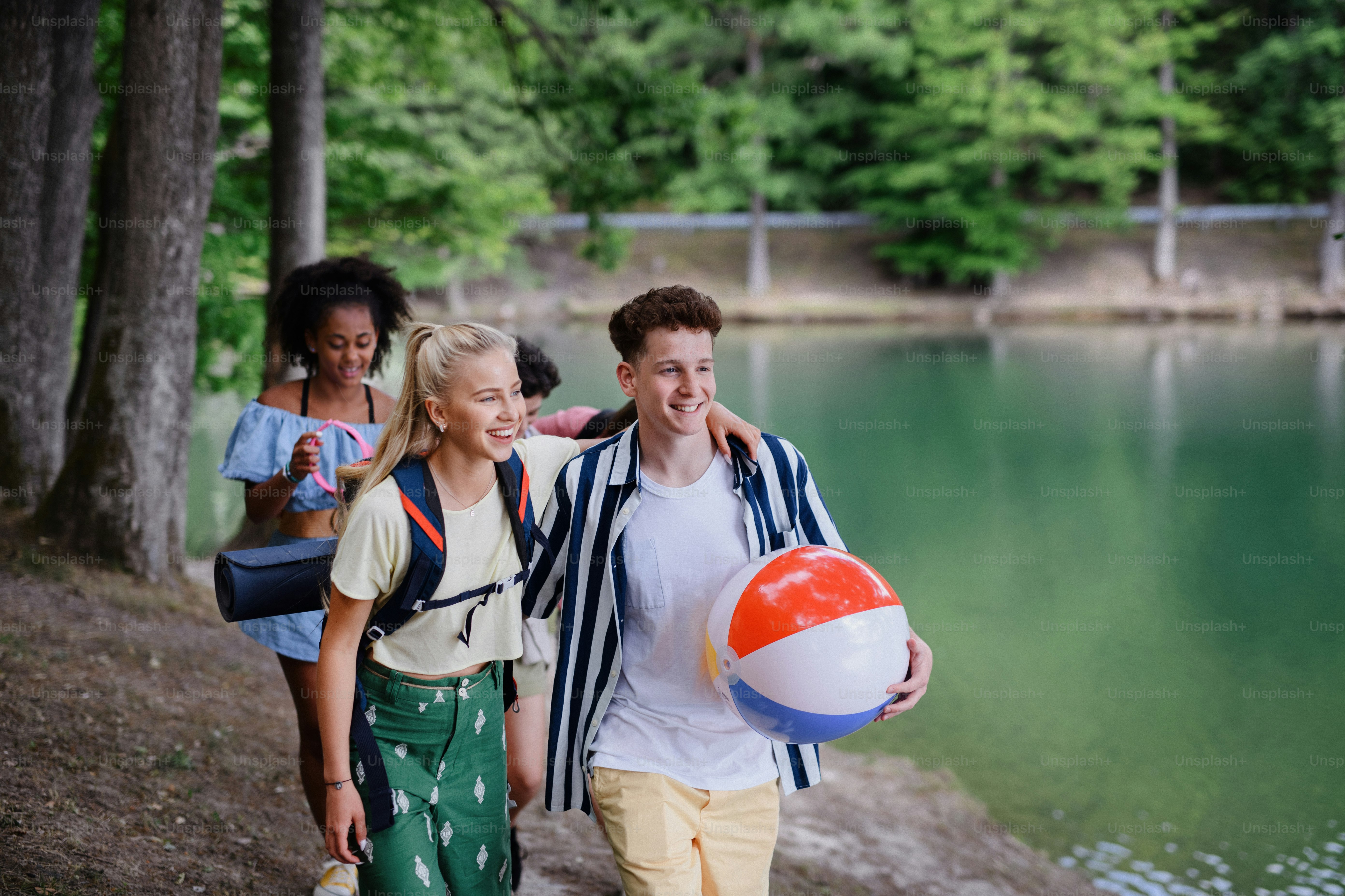 Un groupe de jeunes amis en camping près d’un lac en été. photo ...