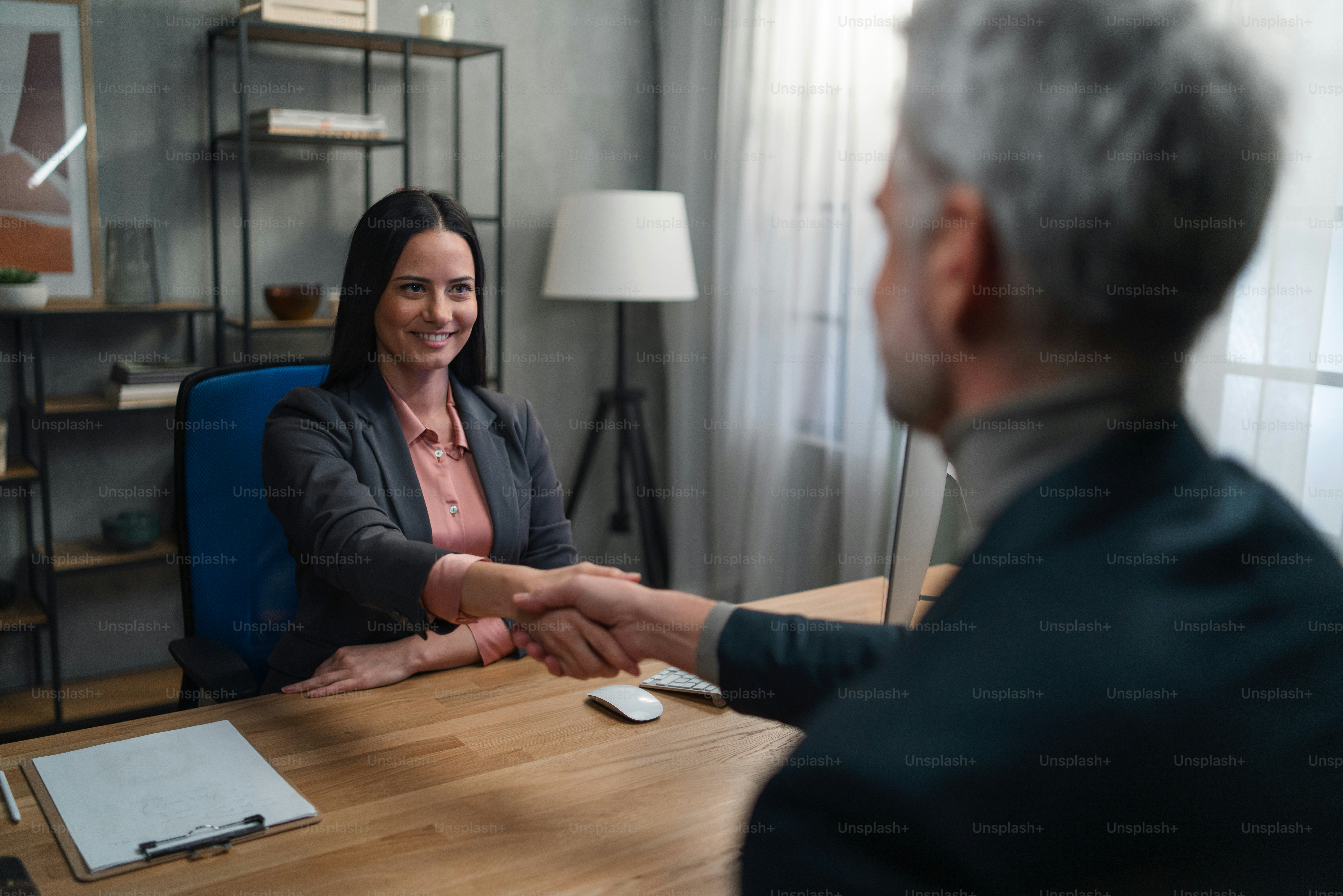 Foto Un asesor financiero estrechando la mano con su cliente en el ...