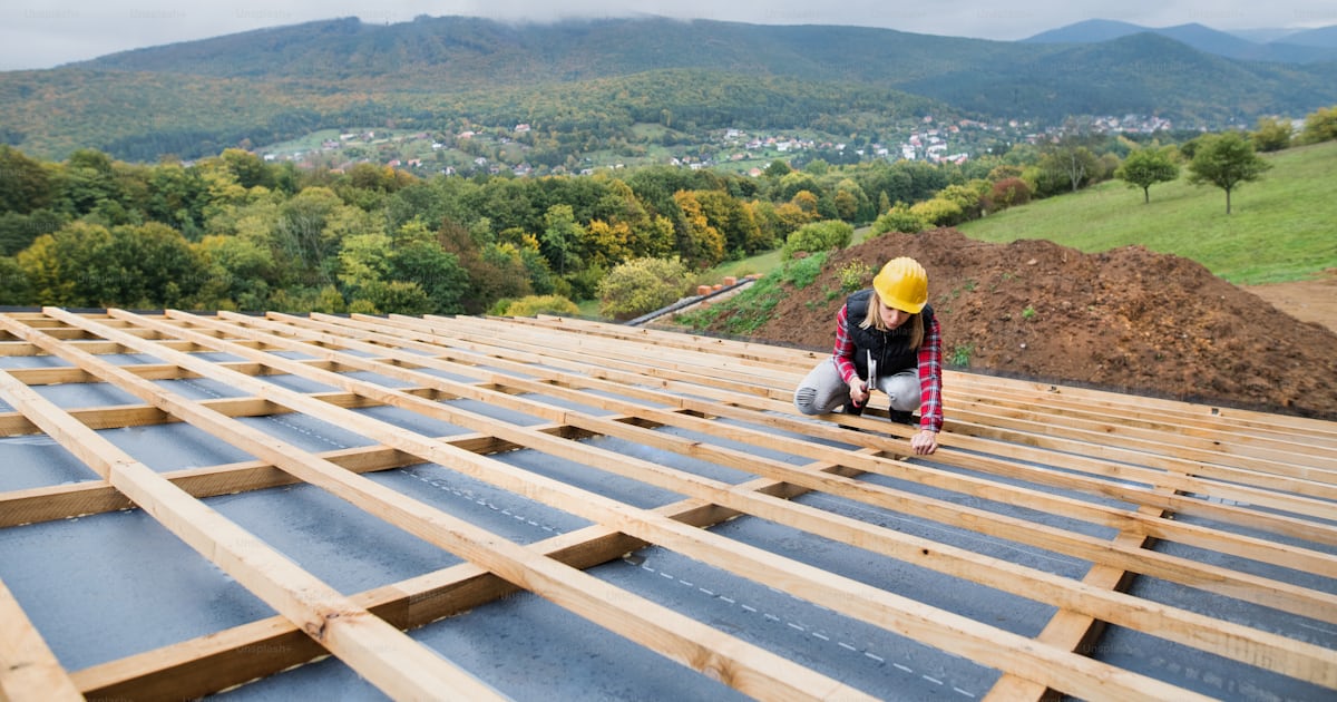 Ouvrière sur le chantier. Jeune femme travaillant comme couvreur ... Ouvrière sur le chantier. Jeune femme travaillant comme couvreur ...