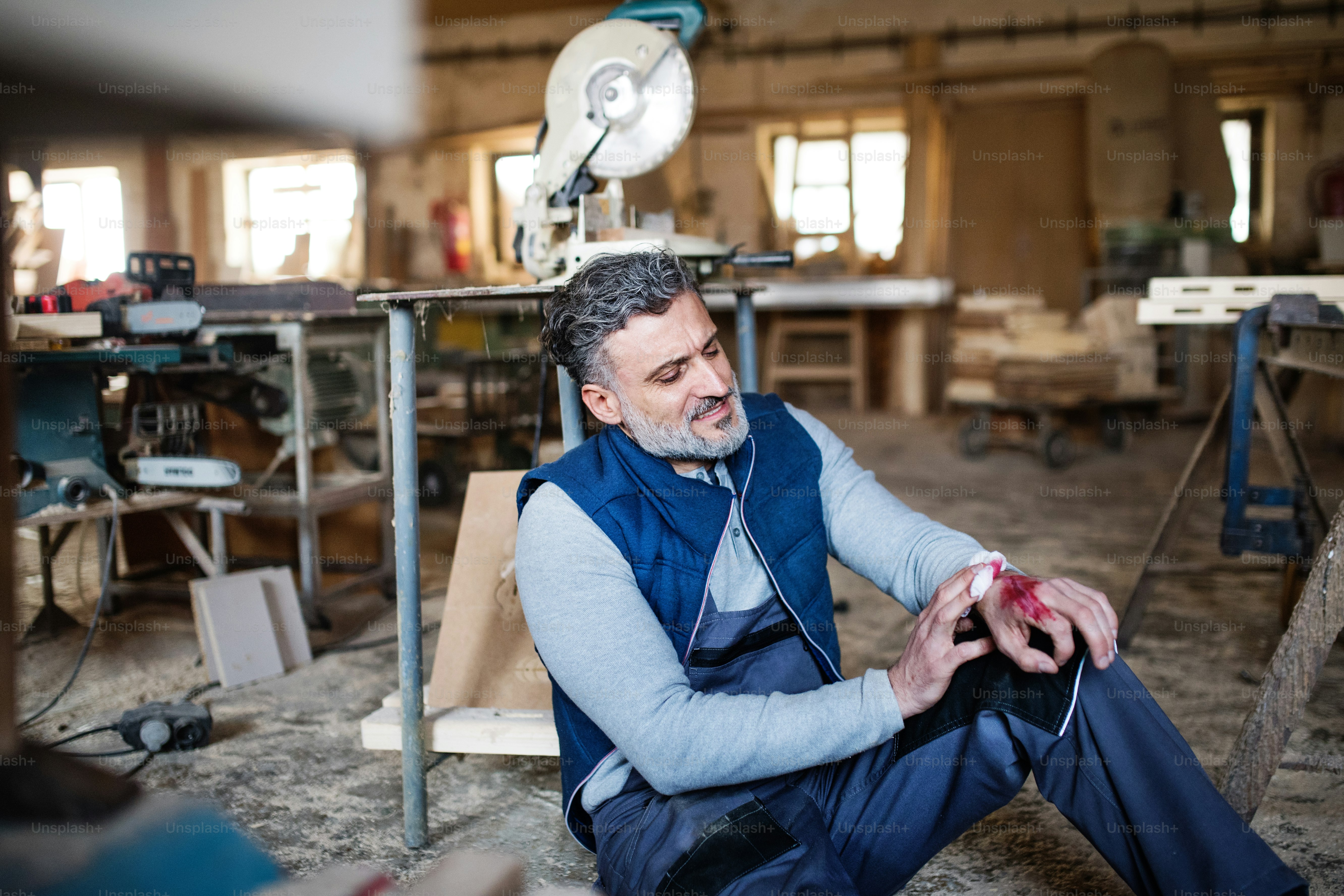 Foto zum Thema Ein Arbeiter in der Schreinerei mit einer verletzten ...