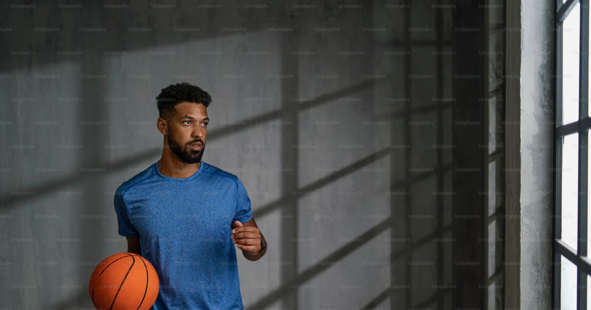Foto zum Thema Ein junger afroamerikanischer Basketballspieler, der ... Foto zum Thema Ein junger afroamerikanischer Basketballspieler, der ...